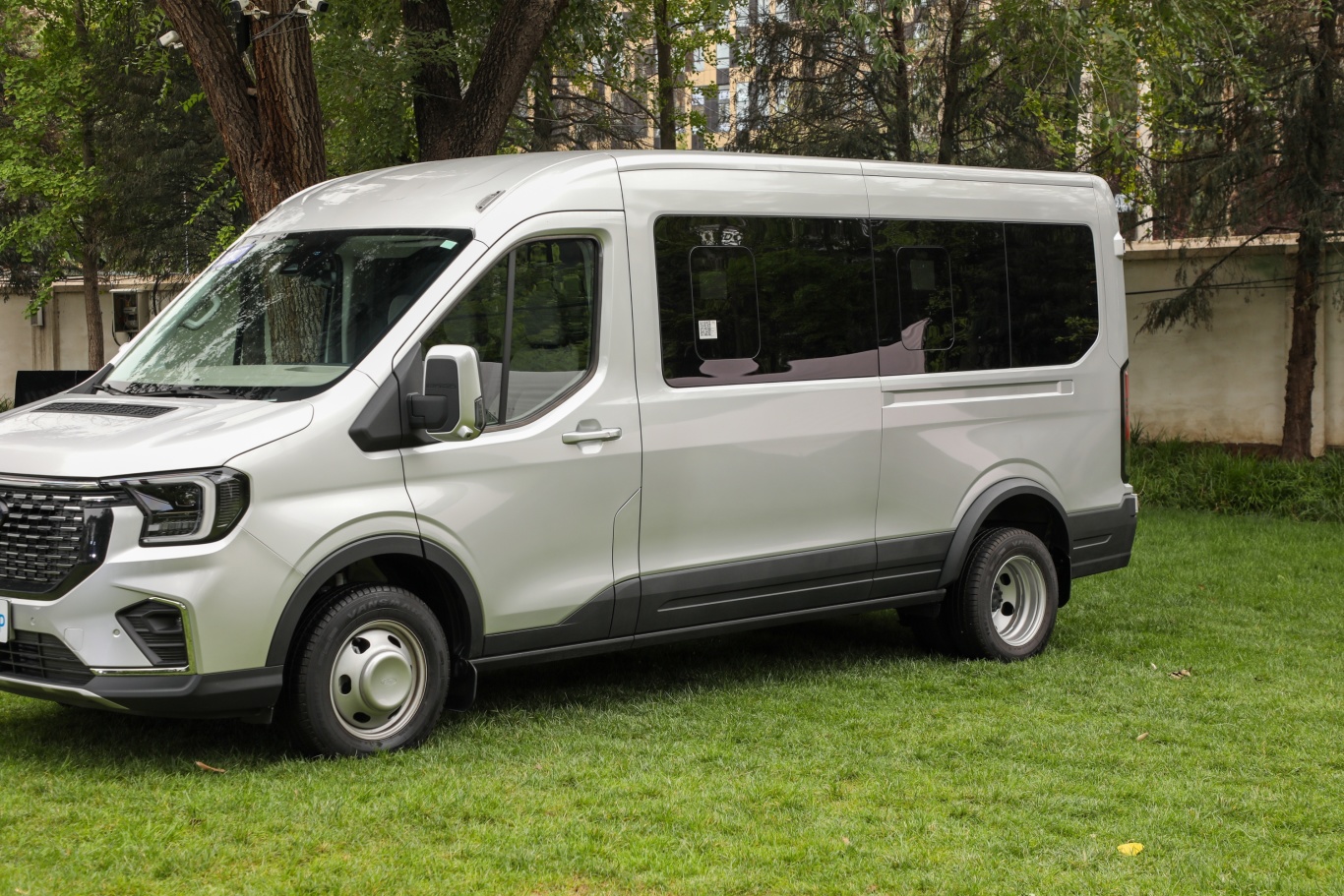 【全顺T8满配版 2.3T 自动长轴中顶商旅版后双胎 15座外观细节图片-汽车图片大全】-易车