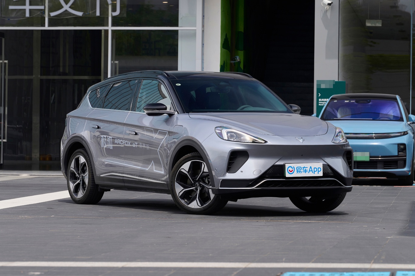 【极狐 阿尔法T森林版 688E+ 电机175kW侧前45度车头向右水平图片-汽车图片大全】-易车