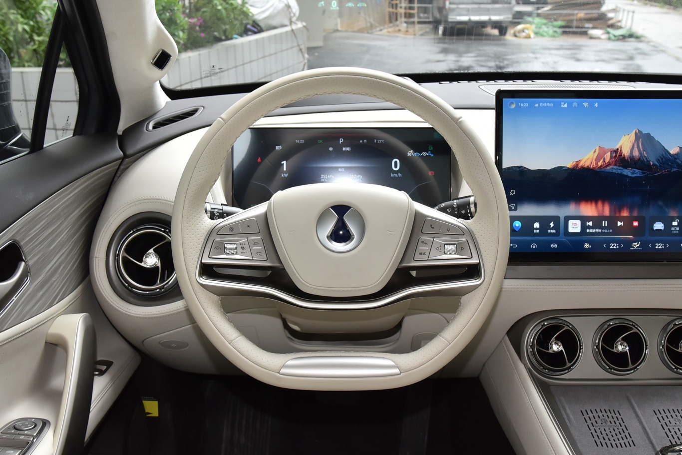 【腾势N8纯电动 640km 四驱顶配版方向盘图片-汽车图片大全】-易车