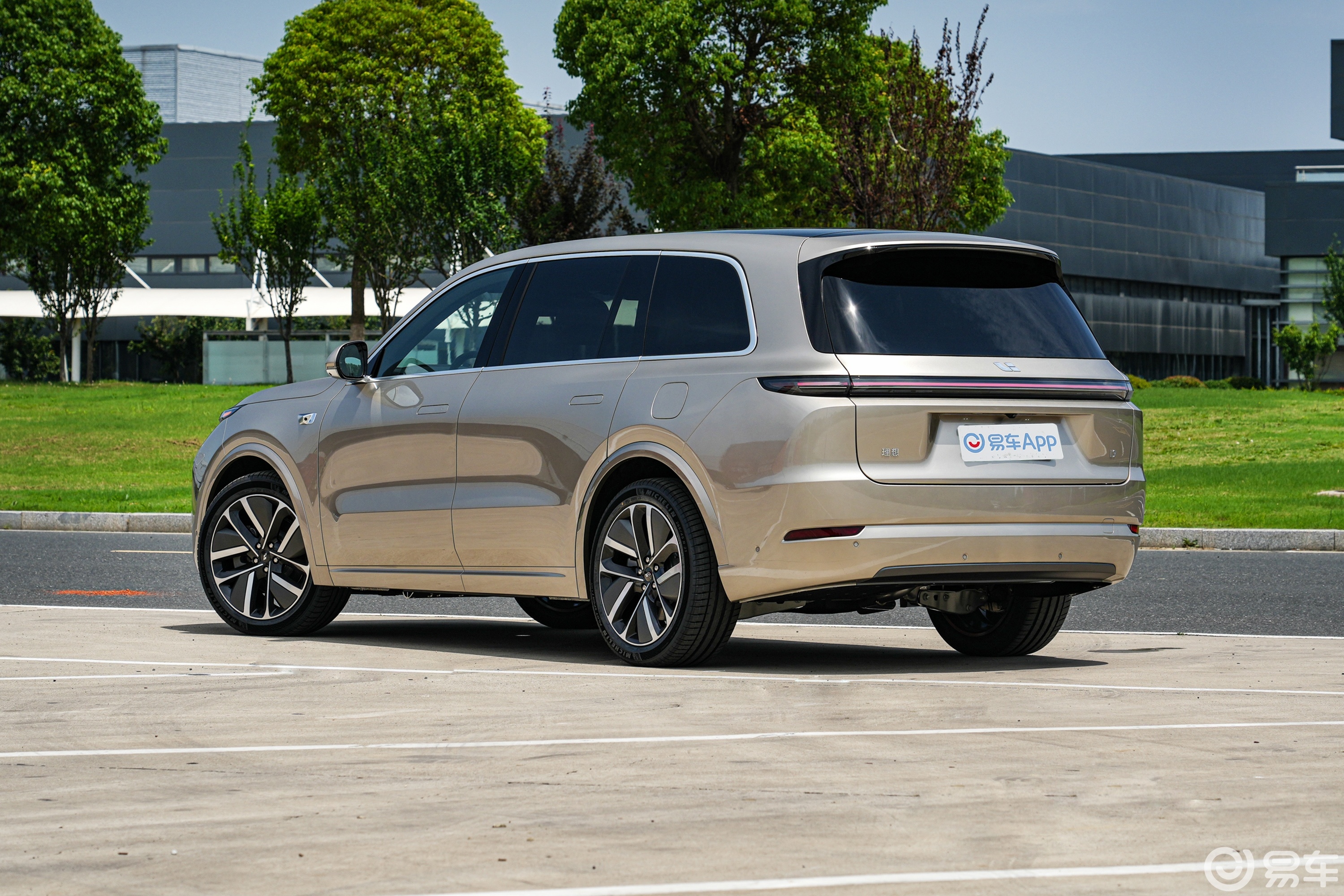 【理想L9L9 Pro版侧后45度车头向左水平图片-汽车图片大全】-易车