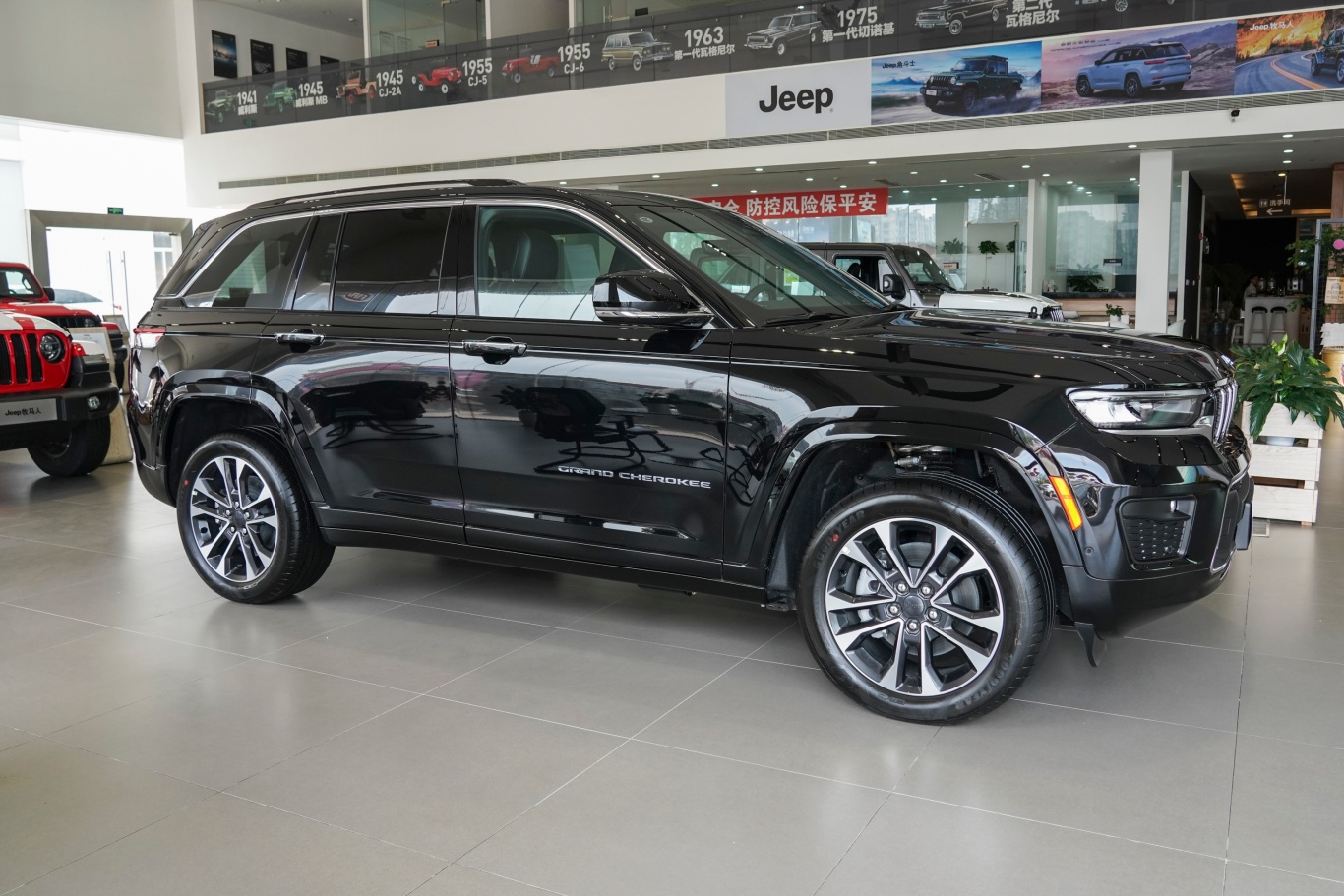 【大切诺基4xe2.0T 47km 远峰版正侧车头向右水平图片-汽车图片大全】-易车