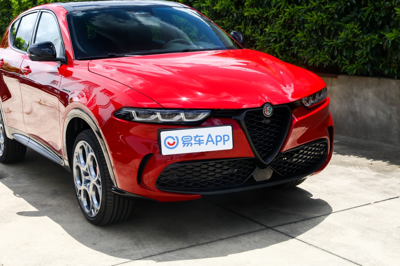 【Tonale托纳利2.0T 赛道版前格栅侧俯拍图片-汽车图片大全】-易车