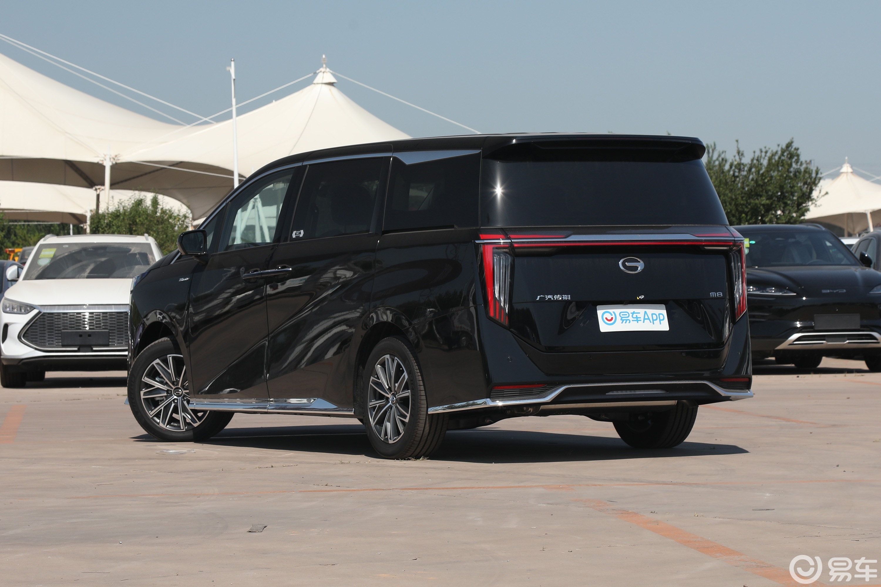 【传祺M8大师系列 2.0T 至尊版侧后45度车头向左水平图片-汽车图片大全】-易车