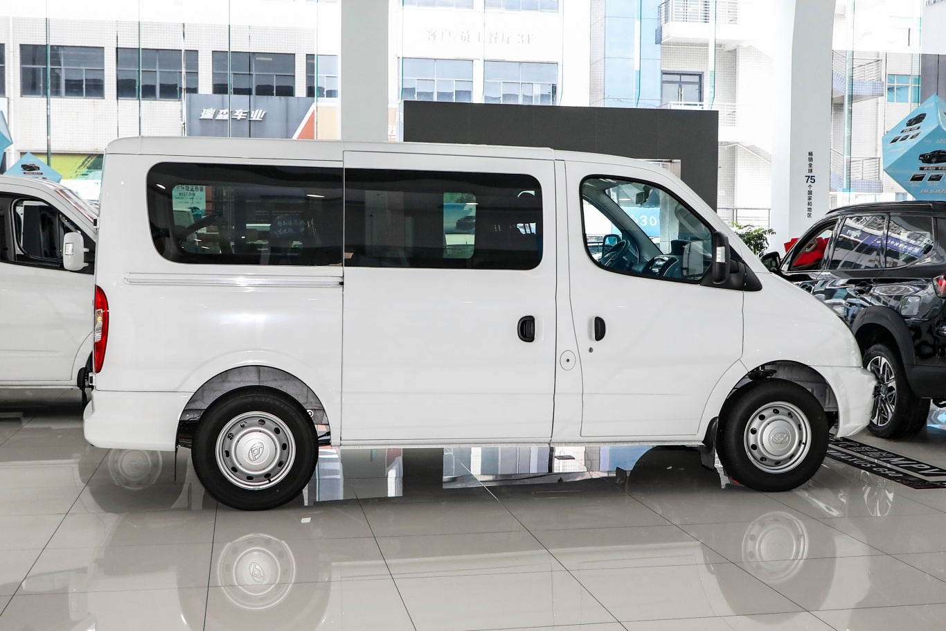 【上汽大通MAXUS V80傲运通 2.0T AMT短轴超低顶 5/6座正侧车头向右水平图片-汽车图片大全】-易车