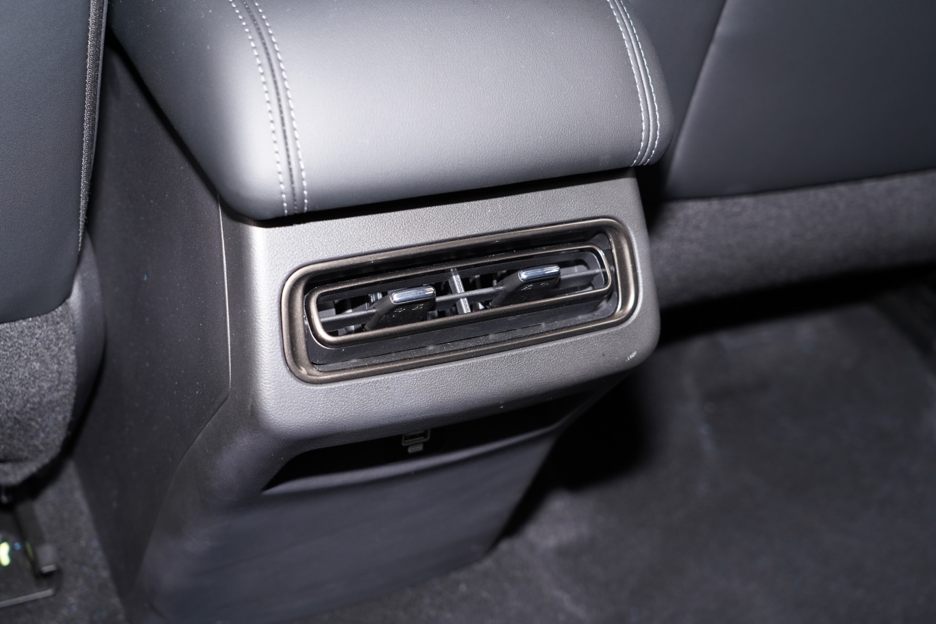 【哈弗猛龙PHEV1.5T 145km 探索版后排功能图片-汽车图片大全】-易车