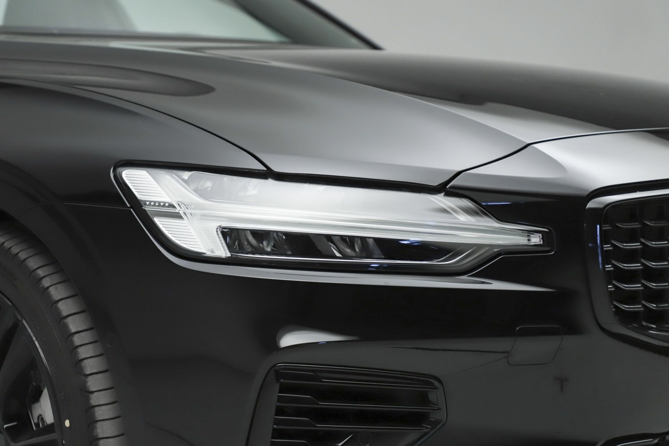 【沃尔沃S60 插电混动2.0T 84km 四驱智雅极夜黑版外观灯组图片-汽车图片大全】-易车