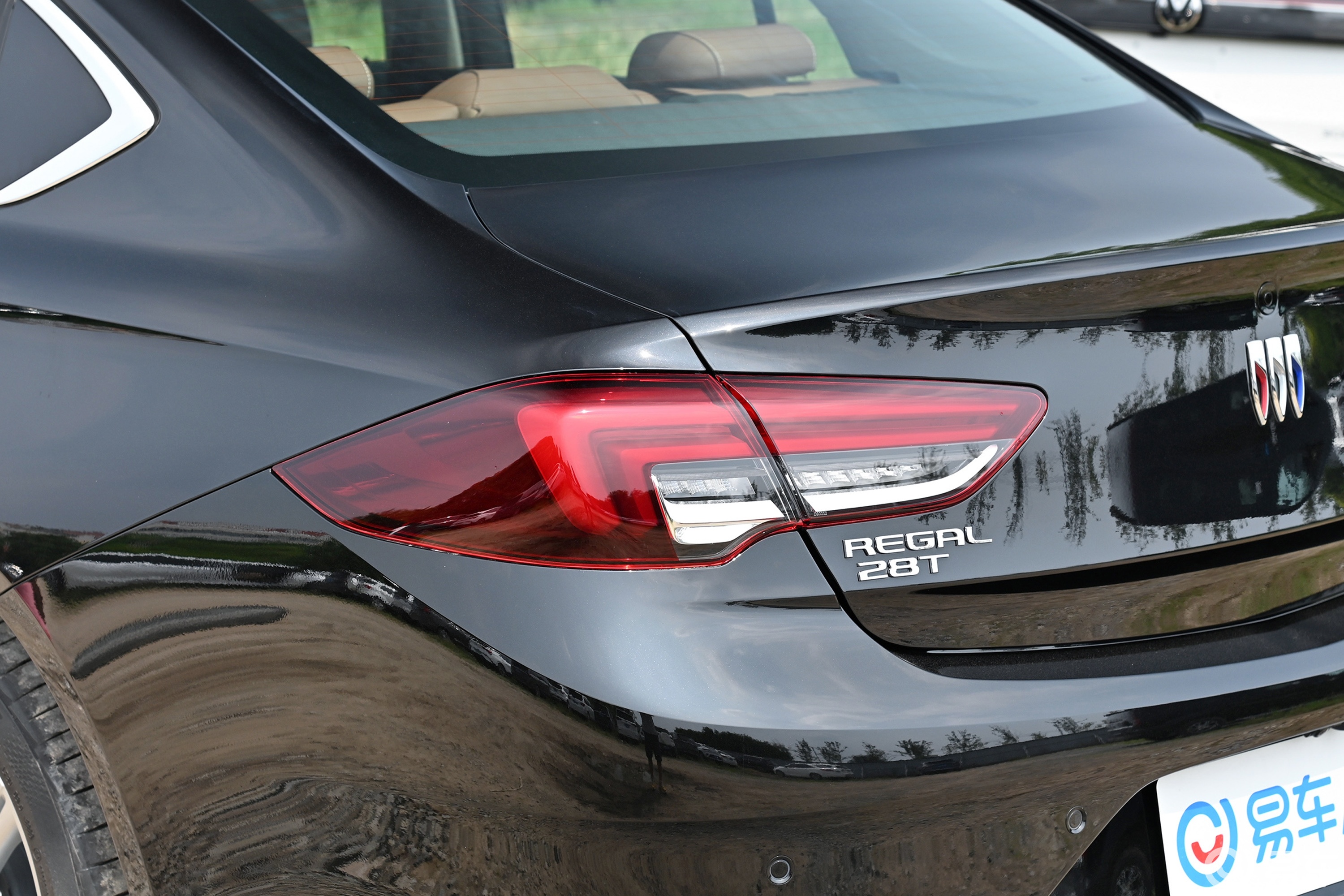 【君威28T 纵享版尾灯侧45度俯拍图片-汽车图片大全】-易车