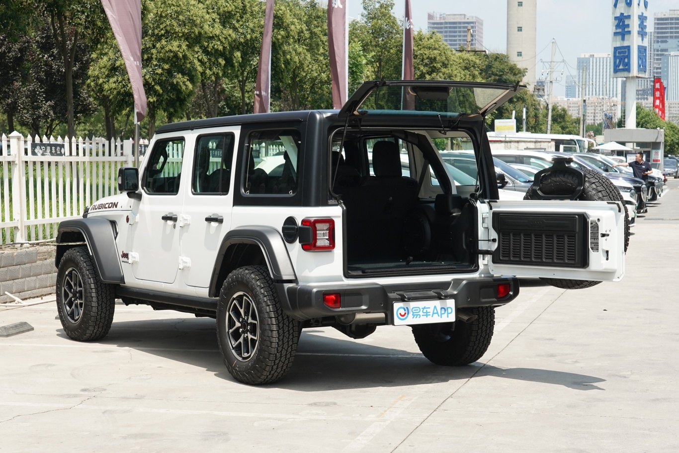 【牧马人2.0T 罗宾汉四门版后备厢开启45度侧拍图片-汽车图片大全】-易车