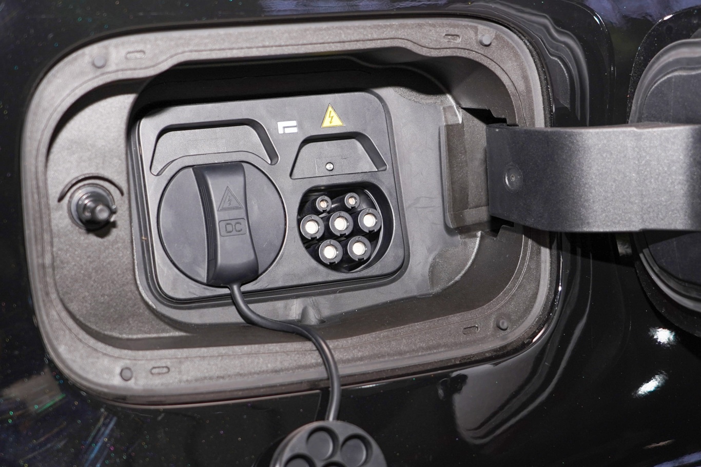 【极石011.5T 235km 全能版 7座慢充充电口图片-汽车图片大全】-易车