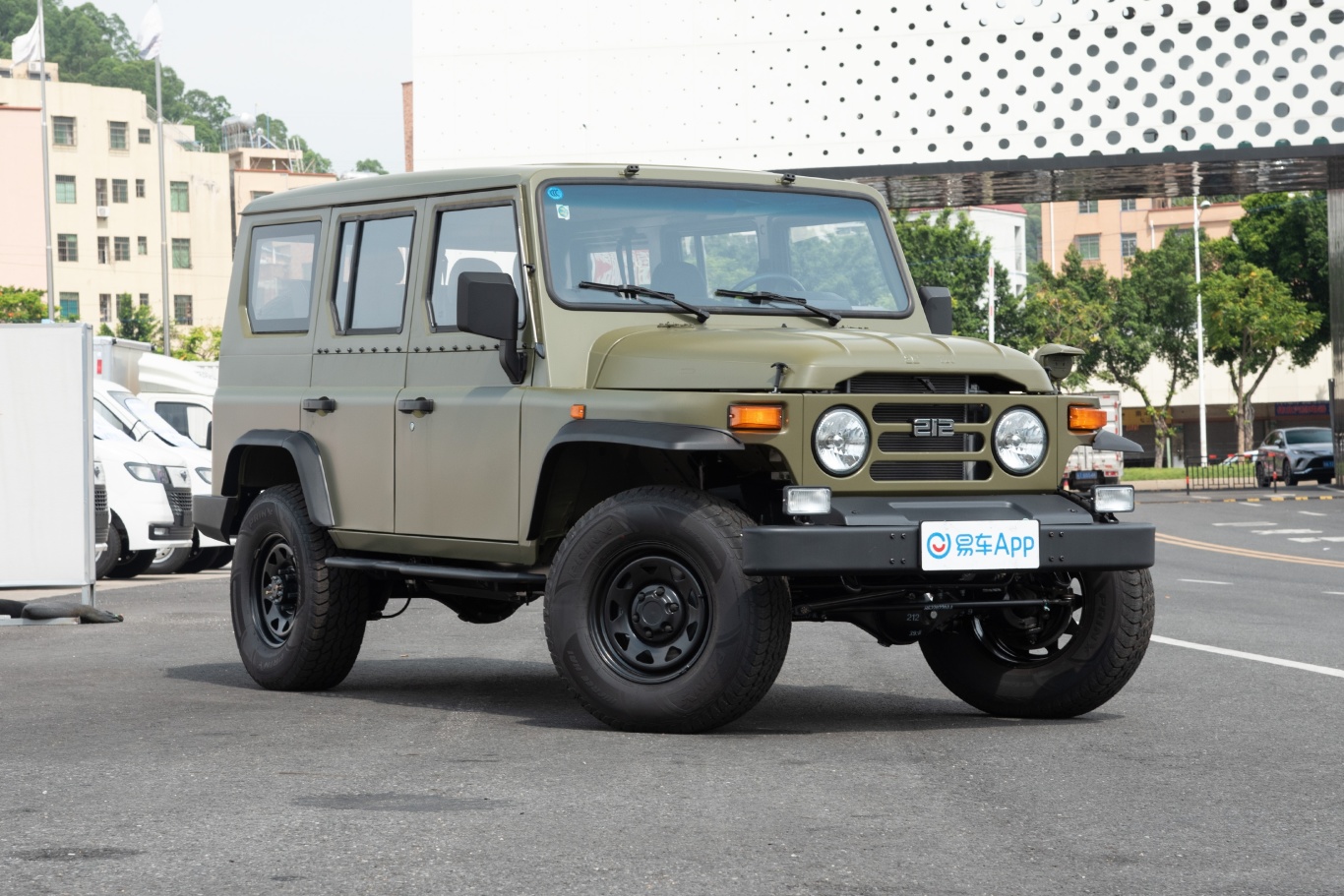 【212经典2.4T 狙击手轻装版侧前45度车头向右水平图片-汽车图片大全】-易车