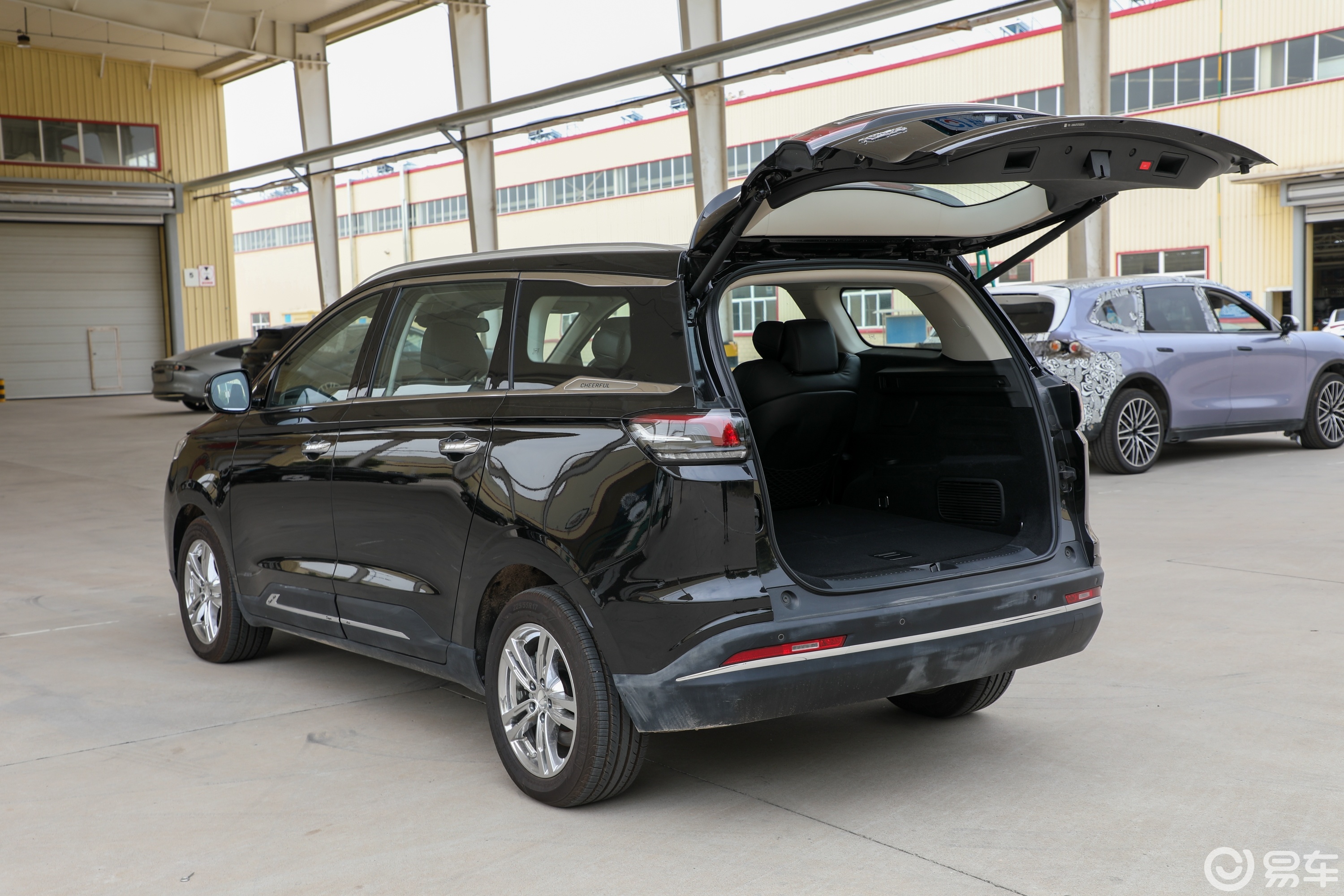 【远志M1改款 450km 头等舱 4座后备厢开启45度侧拍图片-汽车图片大全】-易车