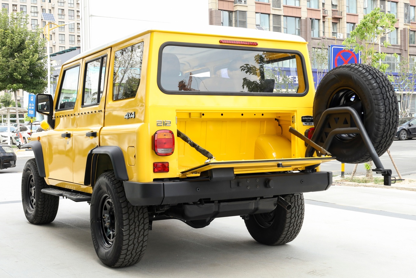 【212经典2.4T 狙击手轻装版后备厢开启45度侧拍图片-汽车图片大全】-易车