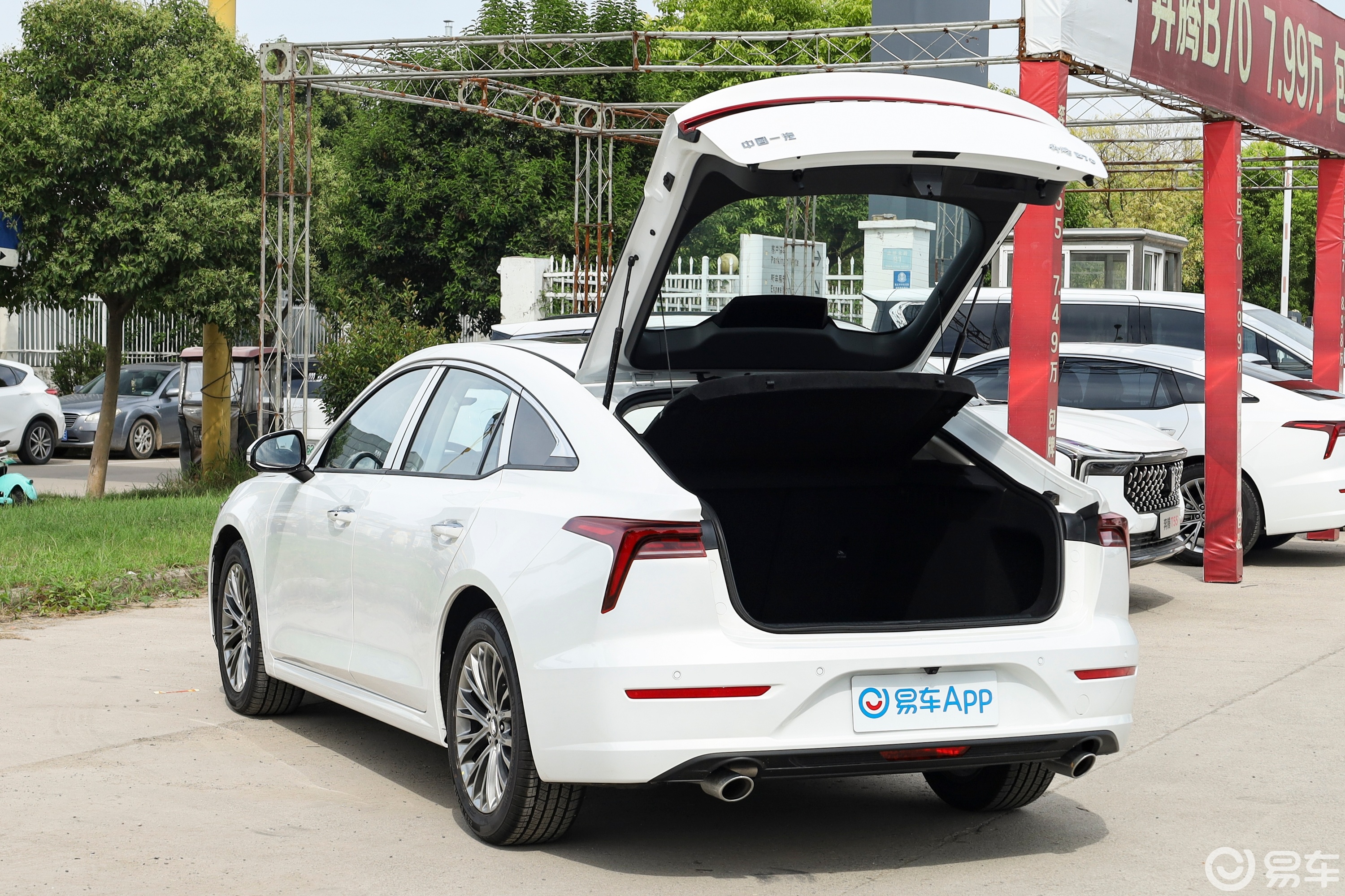 【奔腾B70第三代 70周年纪念版 1.5T 双离合悦享型后备厢开启45度侧拍图片-汽车图片大全】-易车