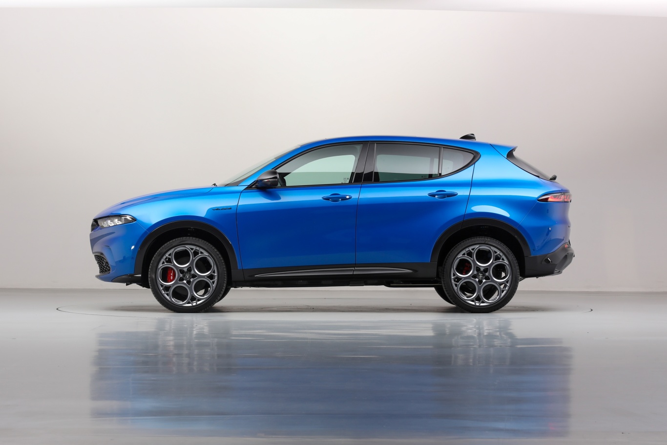 【Tonale托纳利2.0T 赛道版正侧车头向左水平图片-汽车图片大全】-易车