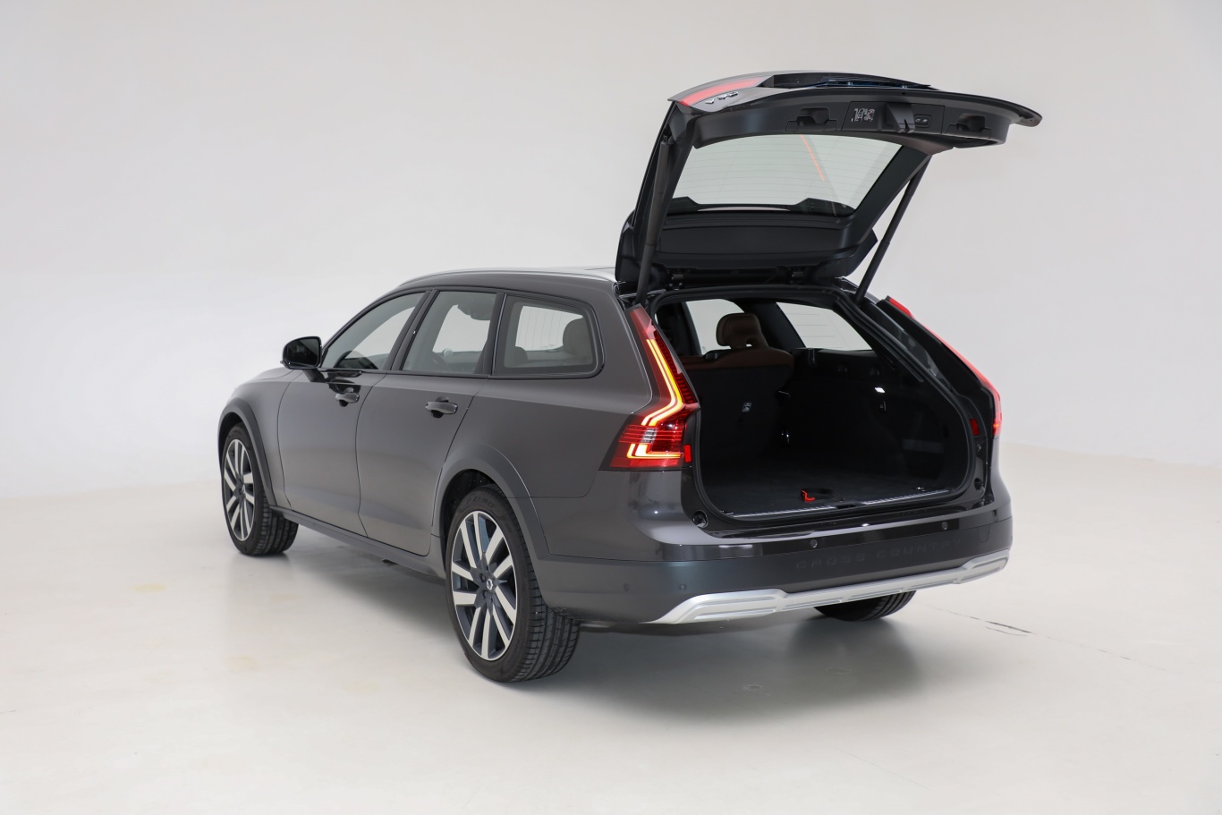 【沃尔沃V90Cross Country B5 智尊版后备厢开启45度侧拍图片-汽车图片大全】-易车