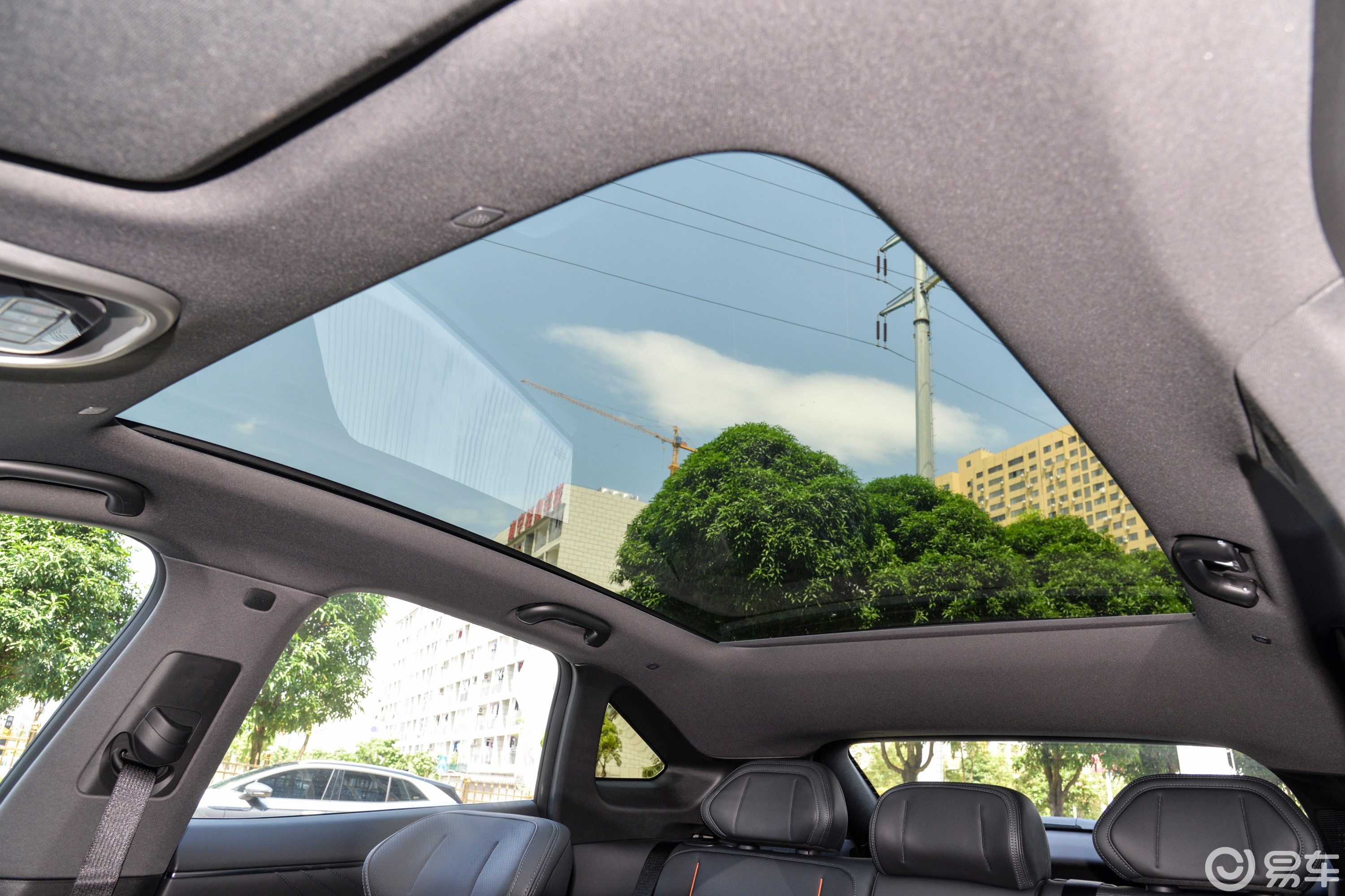【深蓝S7增程版 1040km 121Max天窗内拍关闭图片-汽车图片大全】-易车