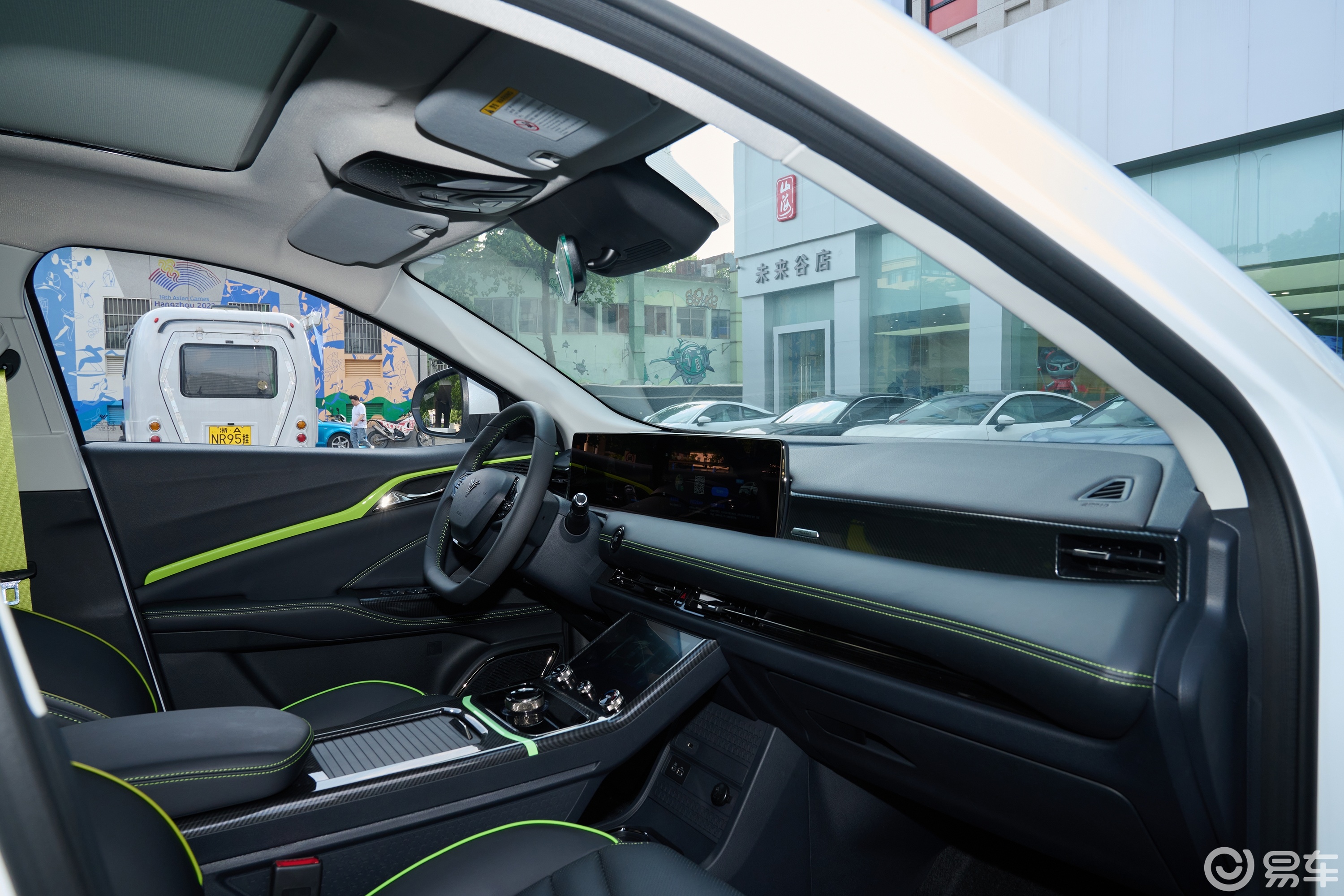 【哪吒U哪吒U-Ⅱ挑战版 501km 磷酸铁锂内饰全景副驾驶员方向图片-汽车图片大全】-易车