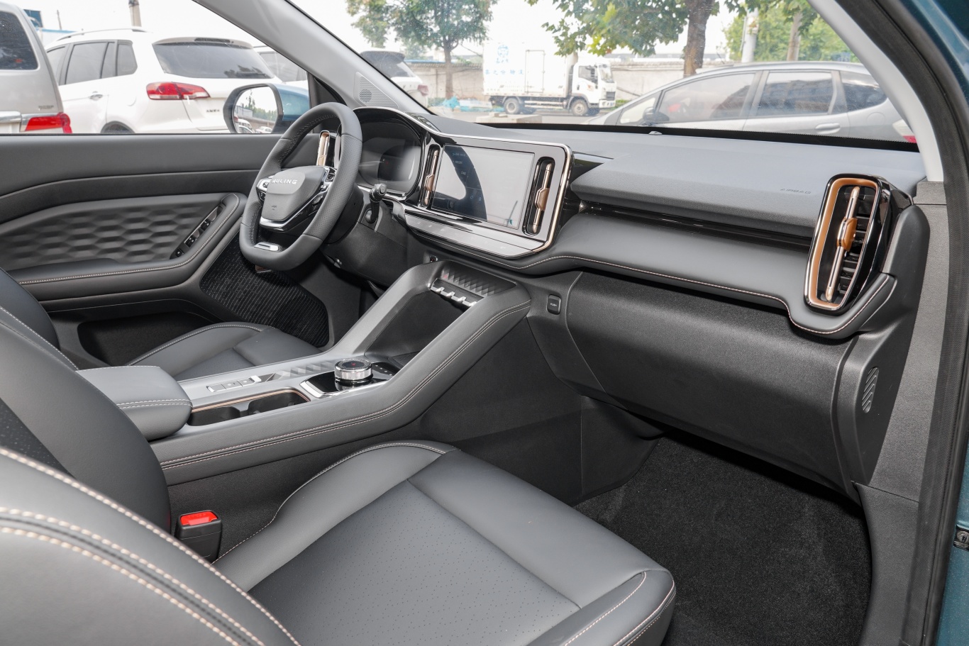 【五菱星云混动 2.0L 标准型内饰全景副驾方向图片-汽车图片大全】-易车