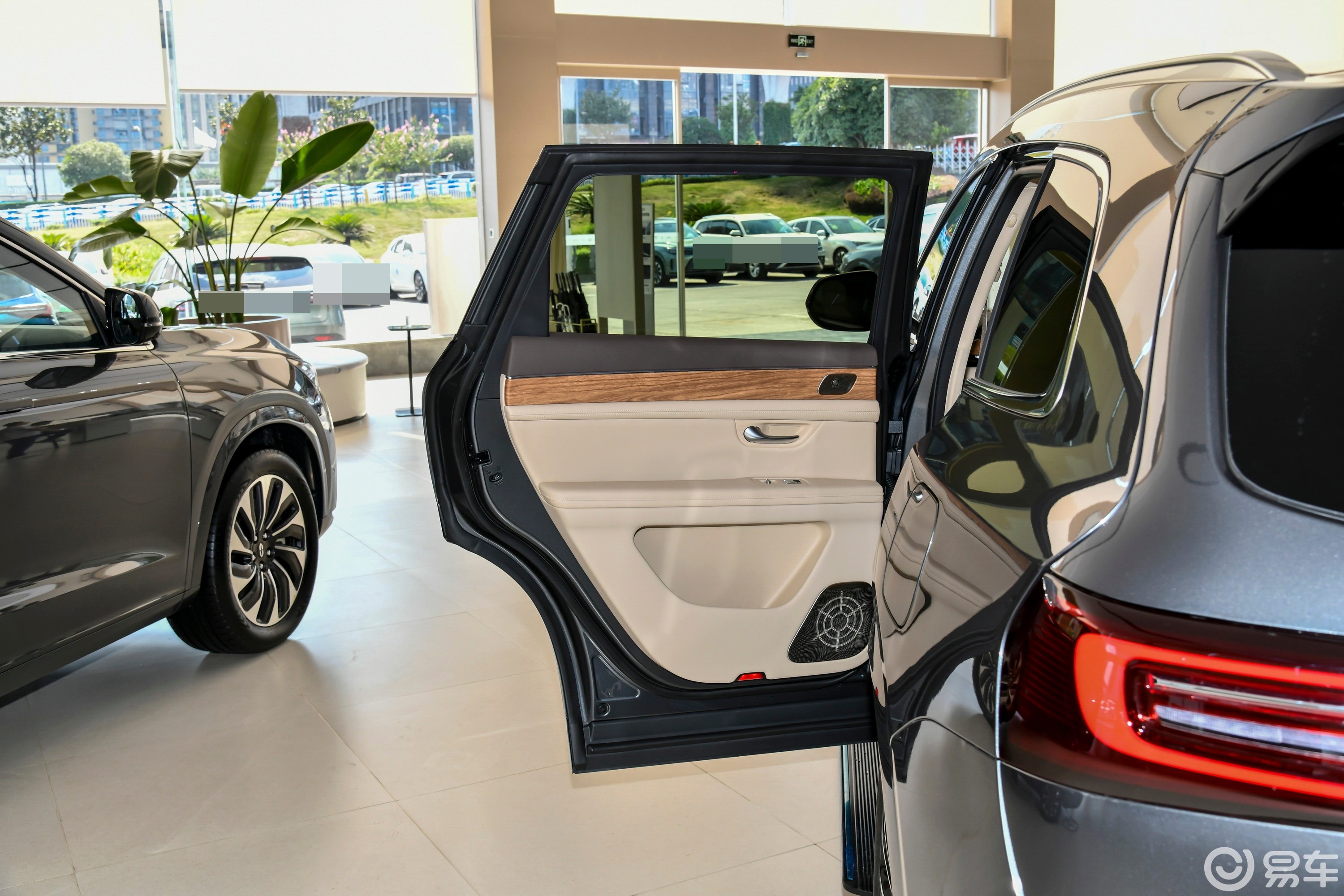 【问界M71.5T 210km 四驱PLUS版 5座驾驶员侧后车门图片-汽车图片大全】-易车