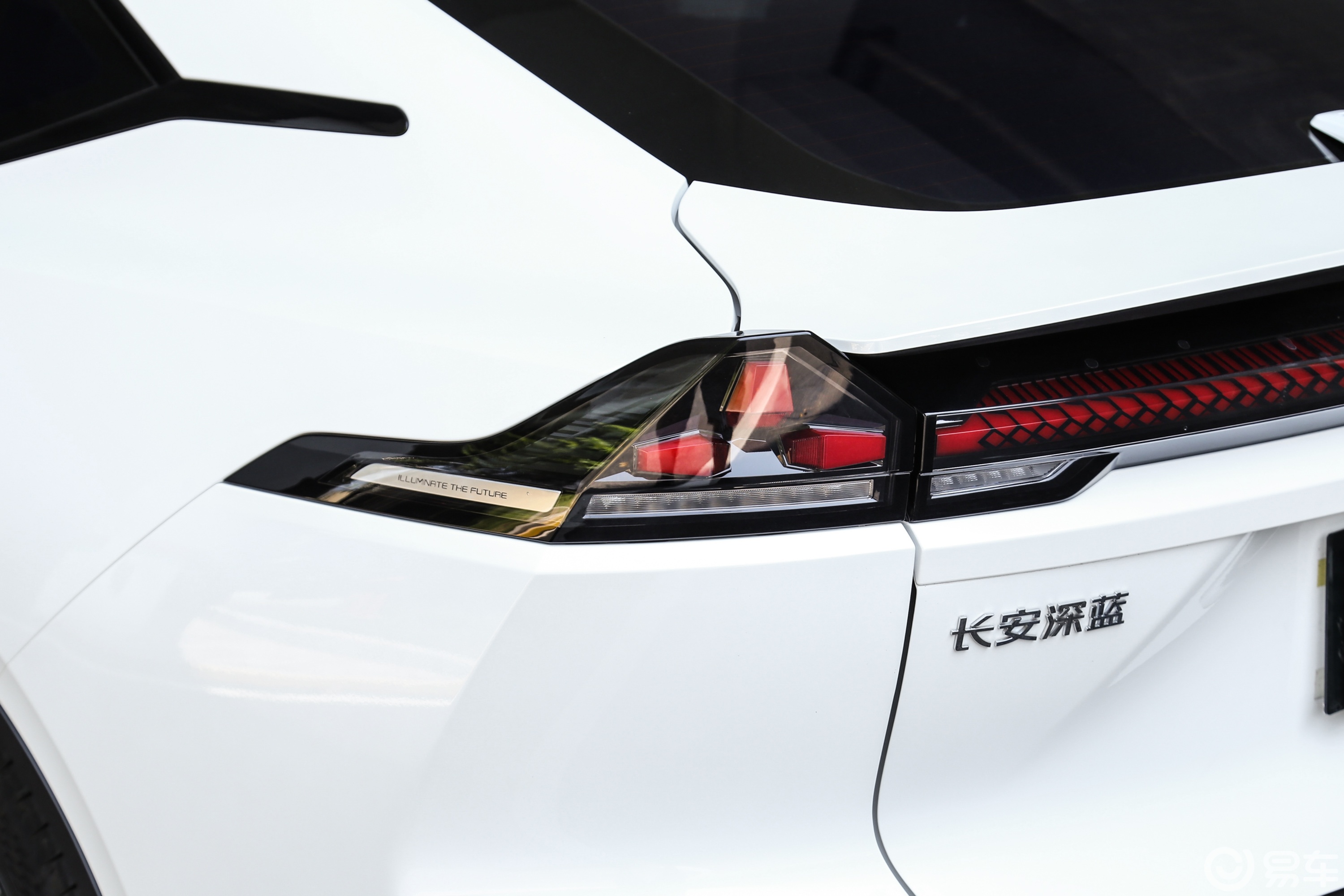 【深蓝SL03515km Max纯电版尾灯侧45度俯拍图片-汽车图片大全】-易车