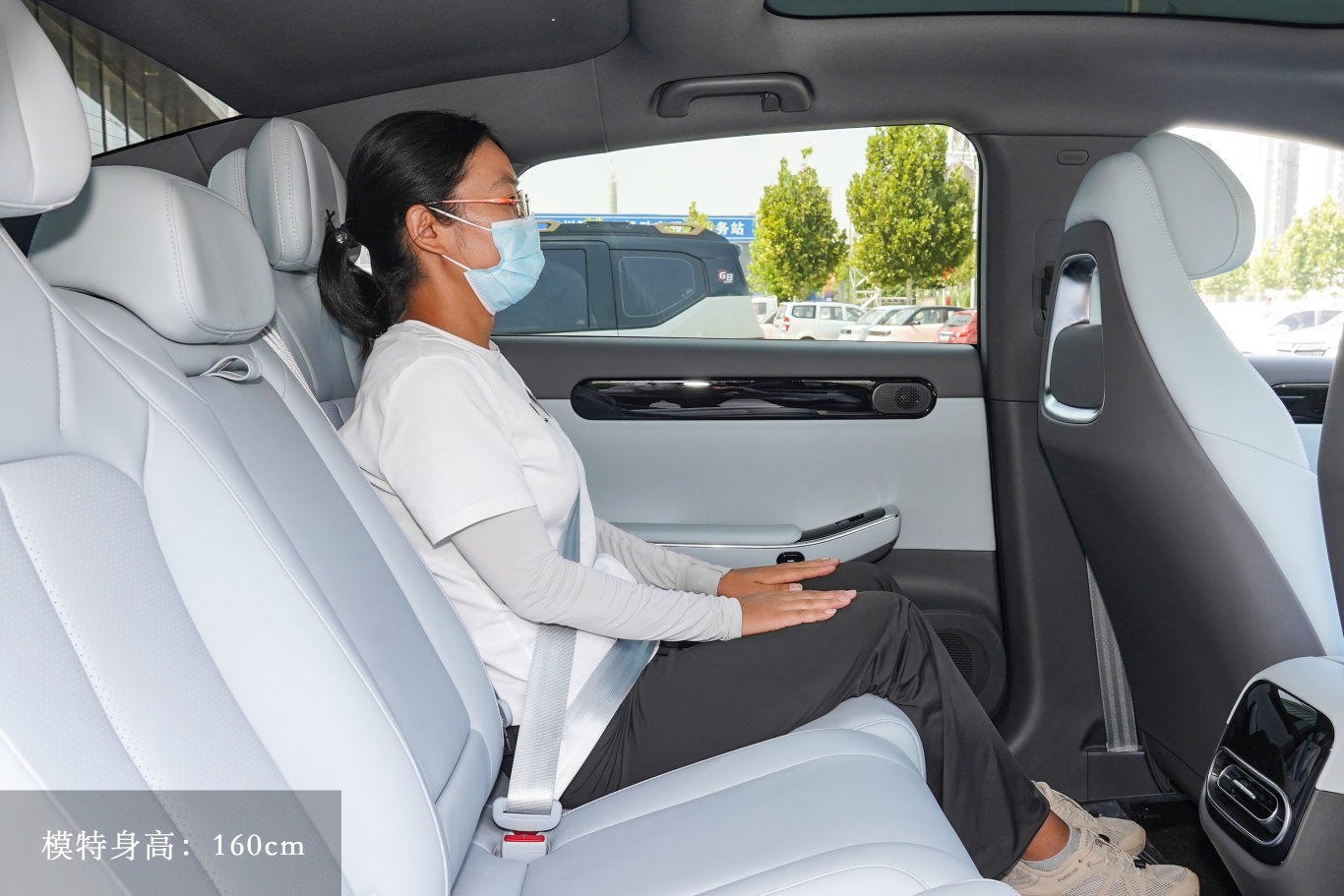 【零跑C01增程版 1.5L 216km 舒享版后排空间体验图片-汽车图片大全】-易车