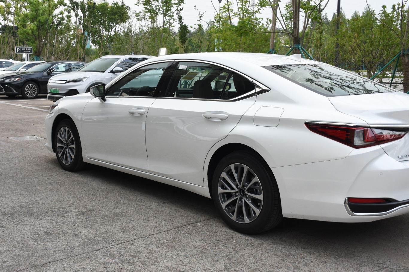 【雷克萨斯ES260 卓越版外观细节图片-汽车图片大全】-易车