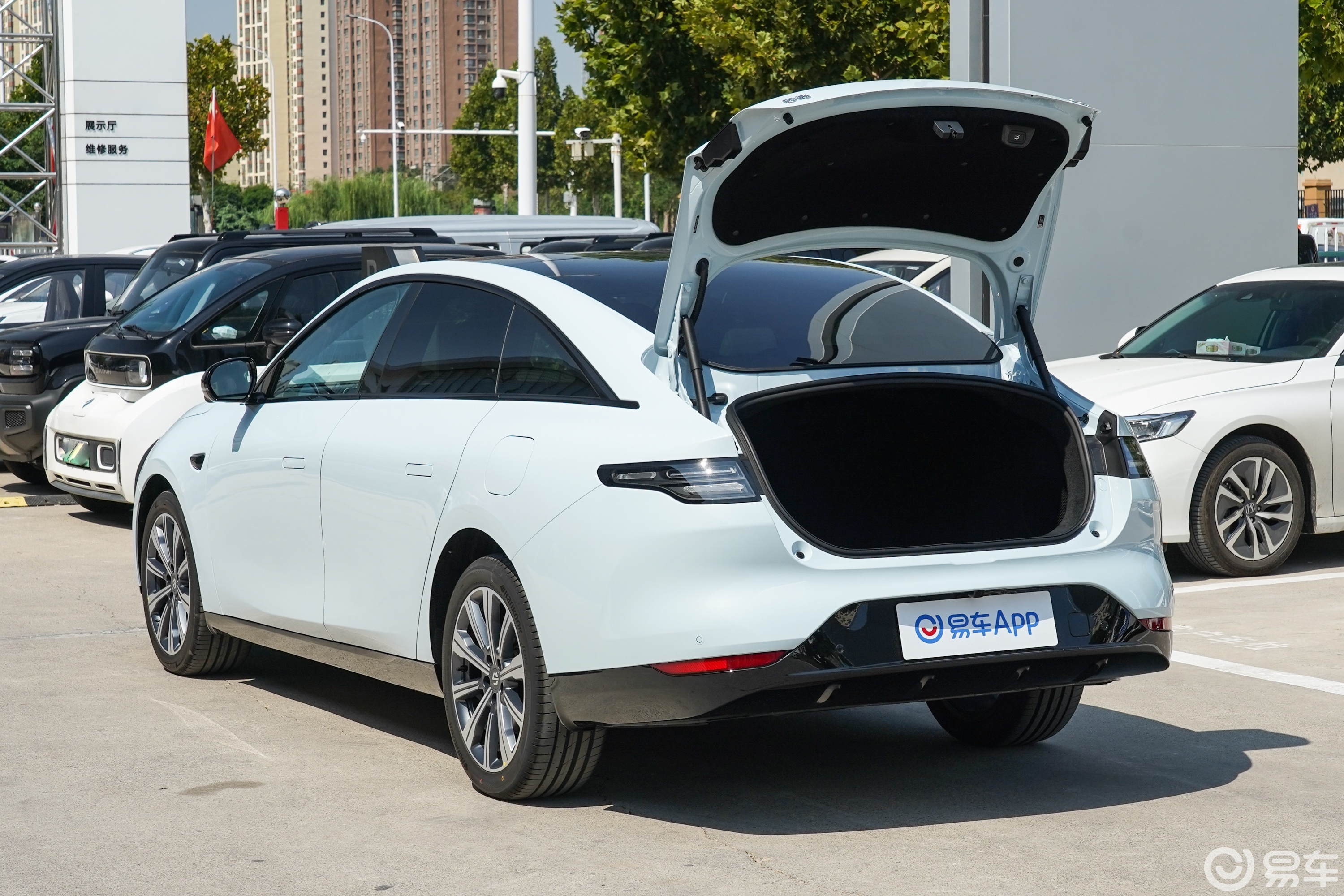 【零跑C01增程版 1.5L 216km 舒享版后备厢开启45度侧拍图片-汽车图片大全】-易车