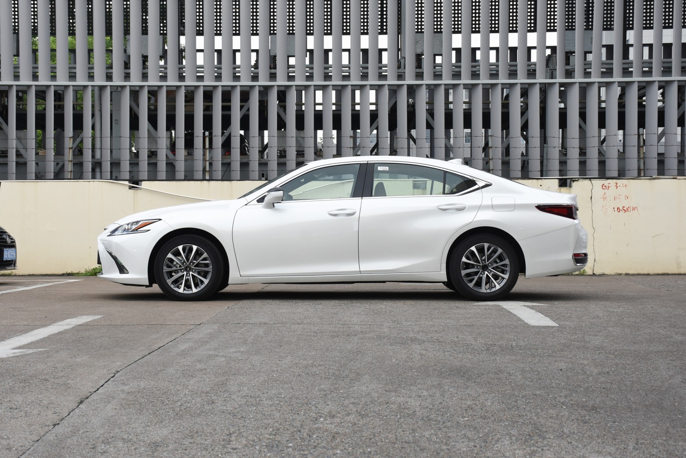 【雷克萨斯ES260 卓越版正侧车头向左水平图片-汽车图片大全】-易车