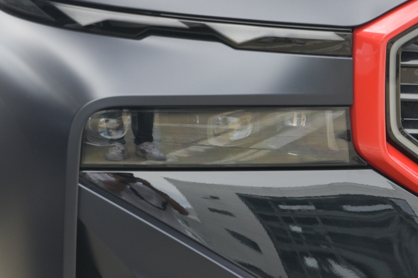 【宝马XM4.4T 78km Label Red限量版大灯侧45度俯拍图片-汽车图片大全】-易车