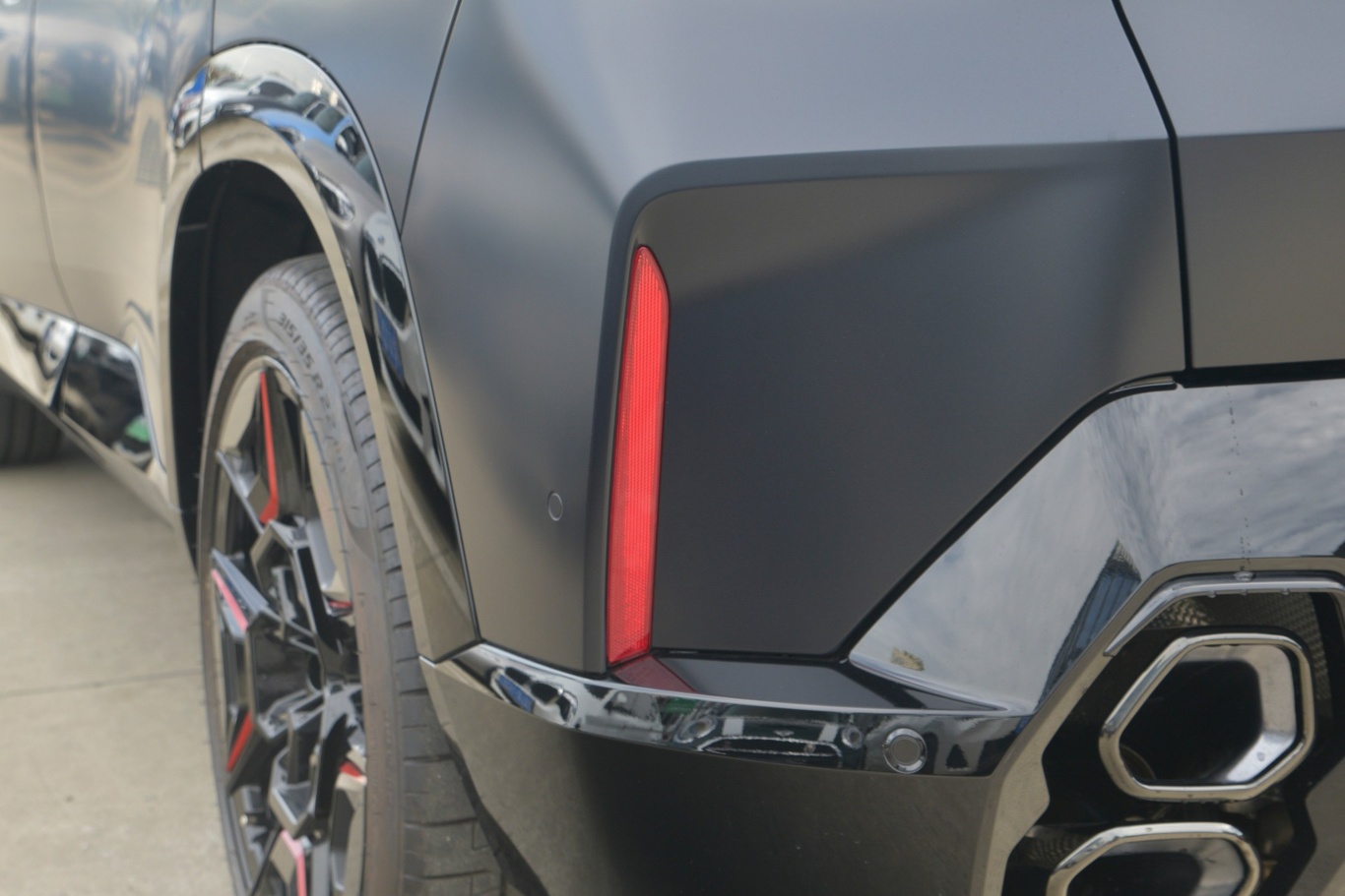 【宝马XM4.4T 78km Label Red限量版外观细节图片-汽车图片大全】-易车