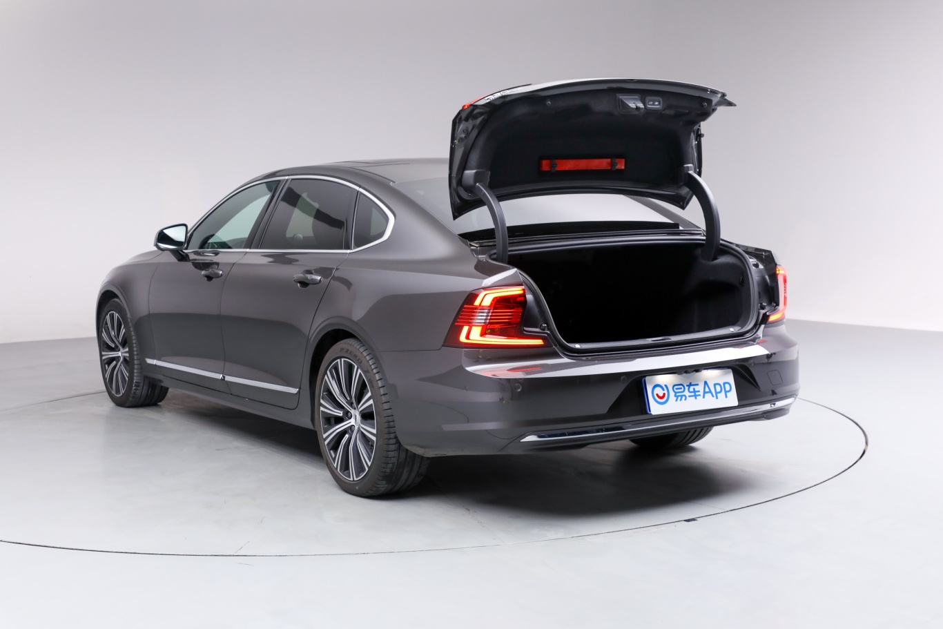 【沃尔沃S90B5 智雅豪华版后备厢开启45度侧拍图片-汽车图片大全】-易车