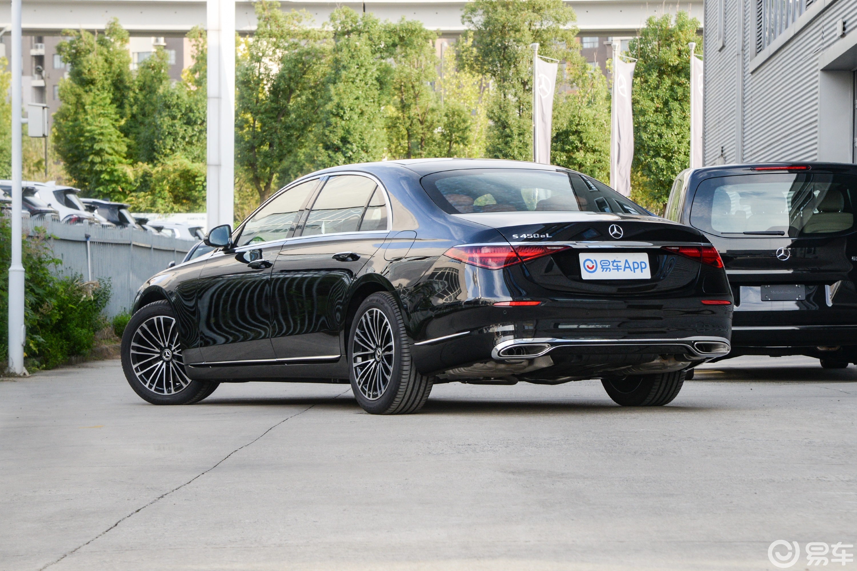 【奔驰S级 插电混动改款 S 450 e L侧后45度车头向左水平图片-汽车图片大全】-易车