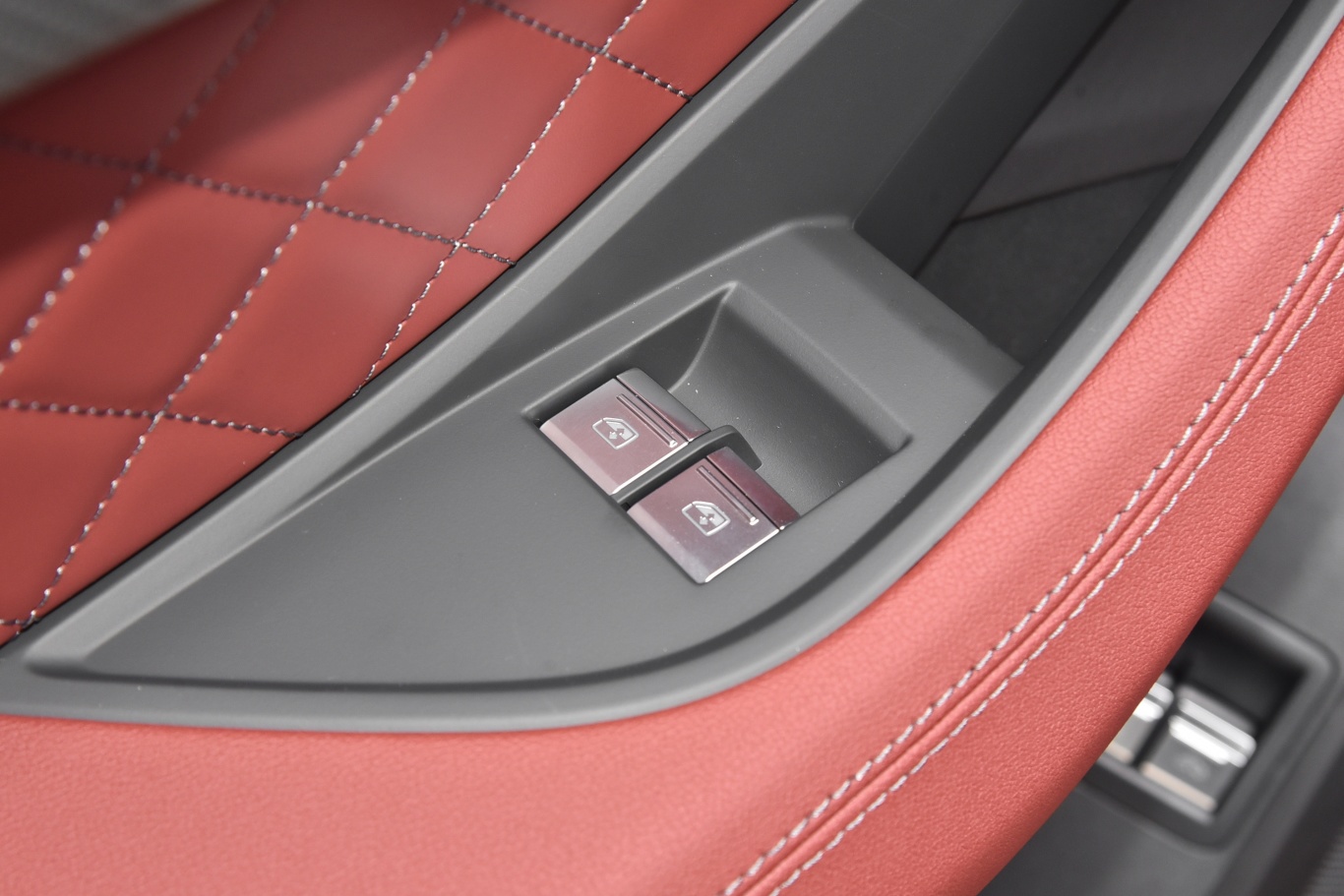 【奥迪Q645 TFSI quattro 黑武士 6座后车窗调节图片-汽车图片大全】-易车