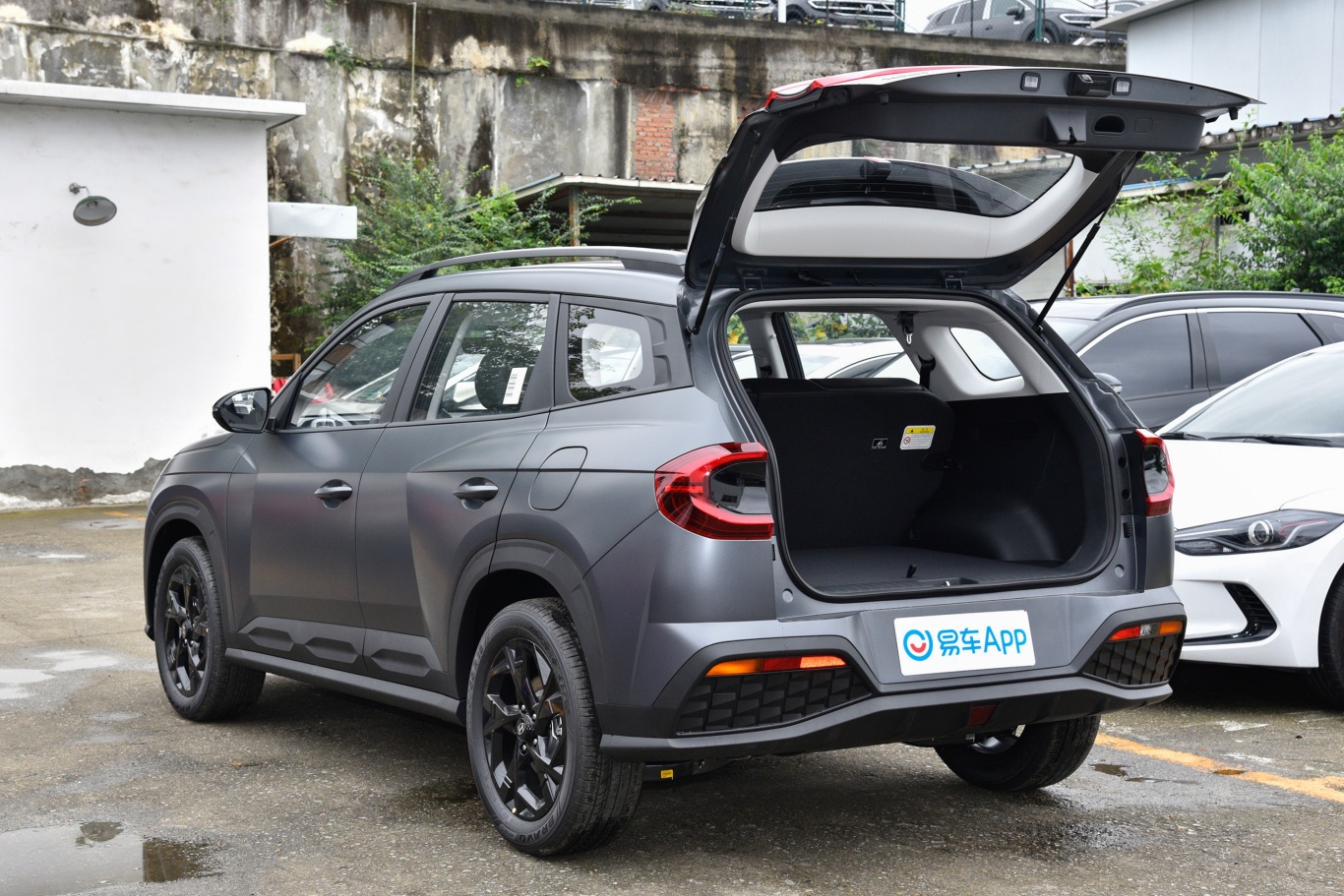 【现代ix35沐飒 2.0L LUX尊贵曜夜版后备厢开启45度侧拍图片-汽车图片大全】-易车