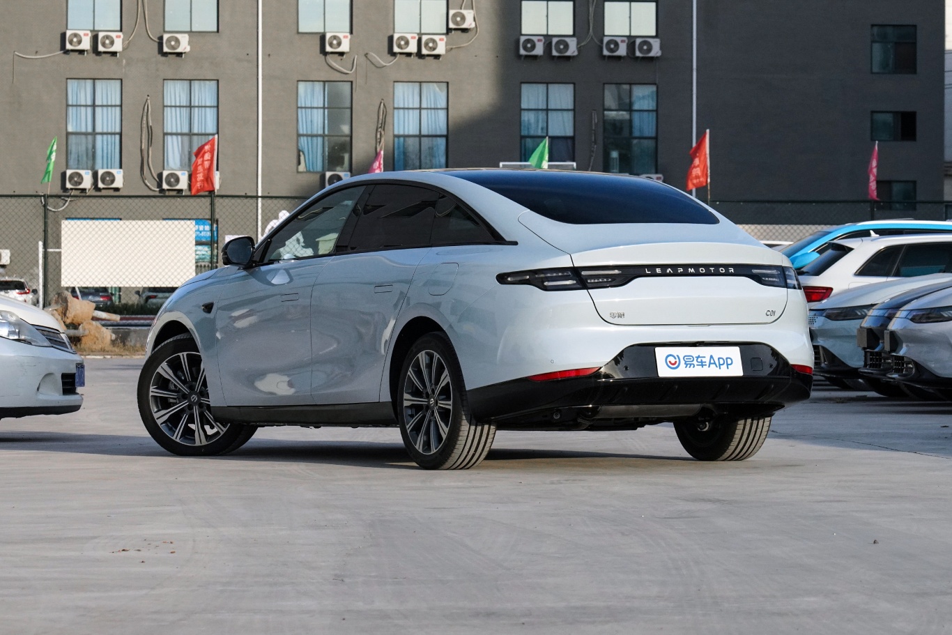 【零跑C01增程版 1.5L 316km 舒享版侧后45度车头向左水平图片-汽车图片大全】-易车