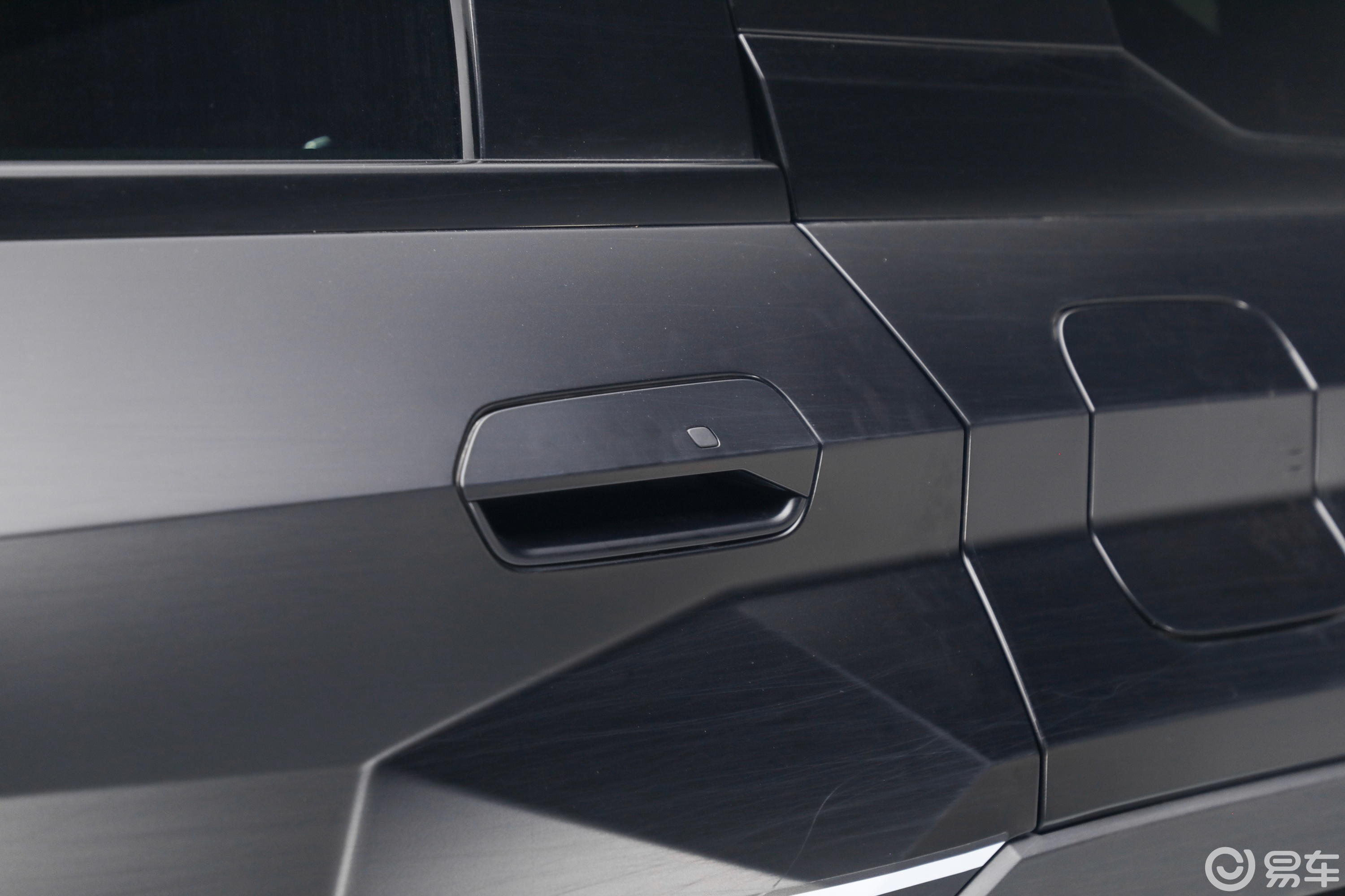 【猛士917增程式 156km 创始版驾驶员侧后门把手图片-汽车图片大全】-易车