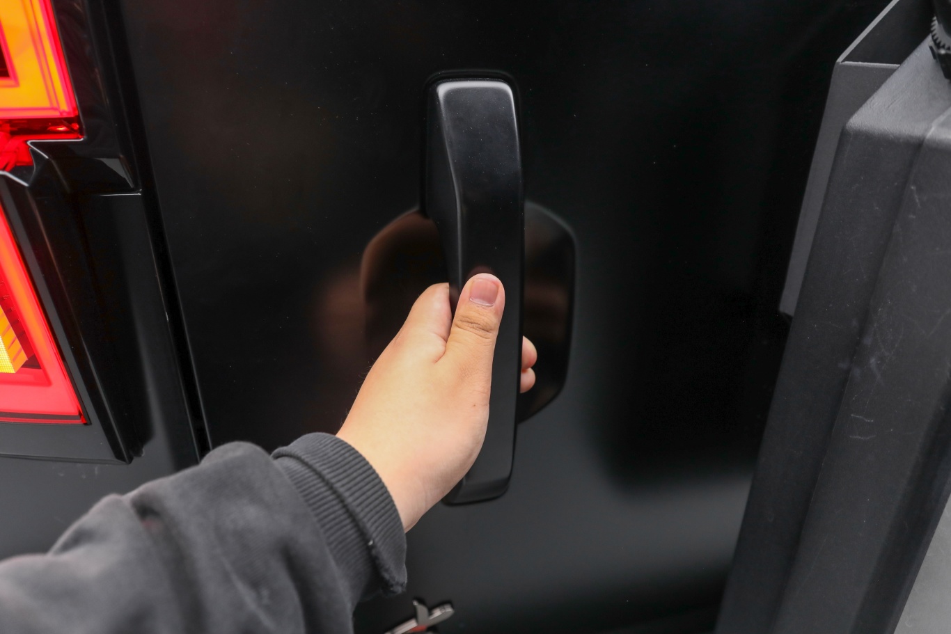 【猛士917增程式 156km 创始版后备厢图片-汽车图片大全】-易车