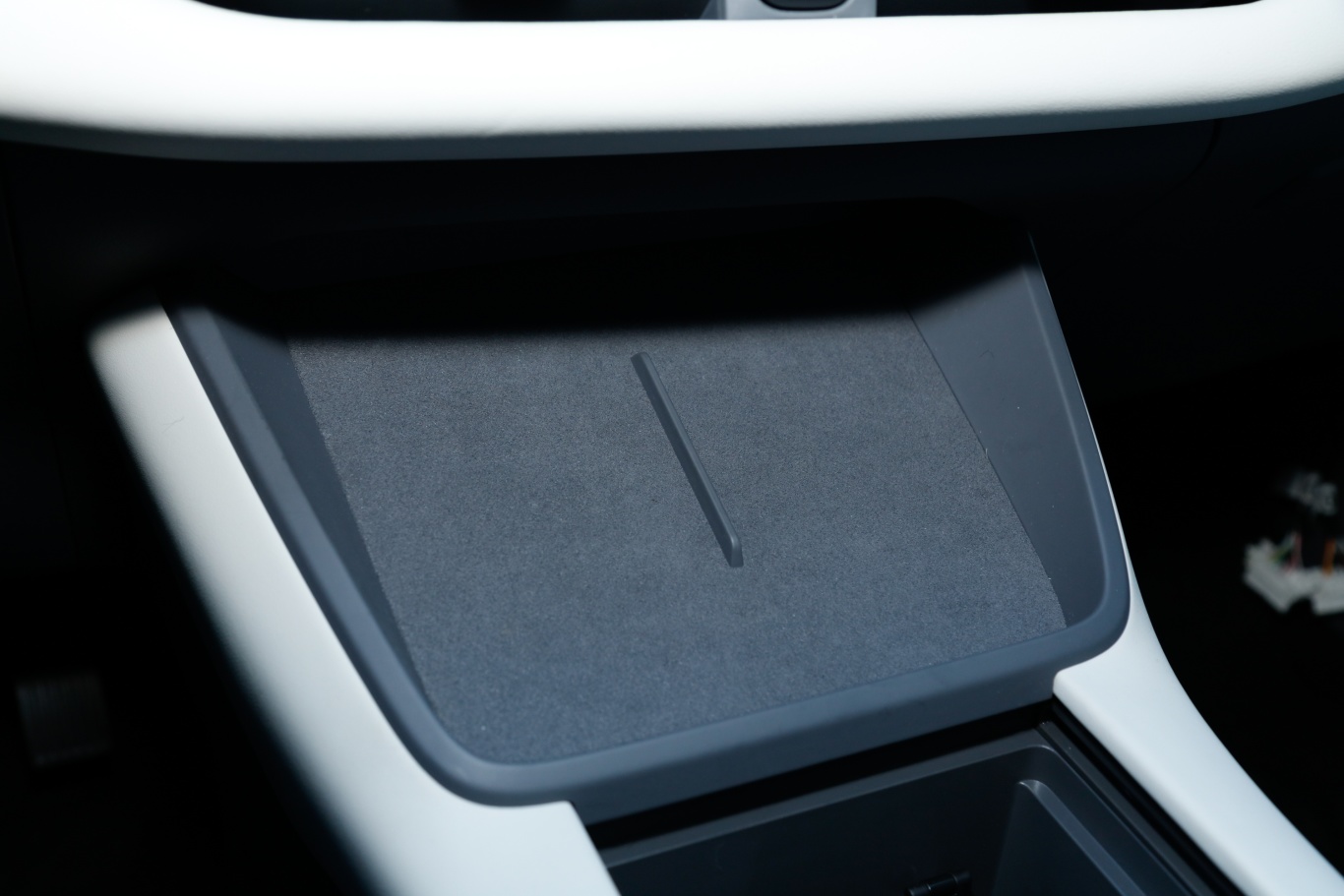 【领克06 EM-PEM-P 1.5L 56km 标准续航Pro无线充电区图片-汽车图片大全】-易车