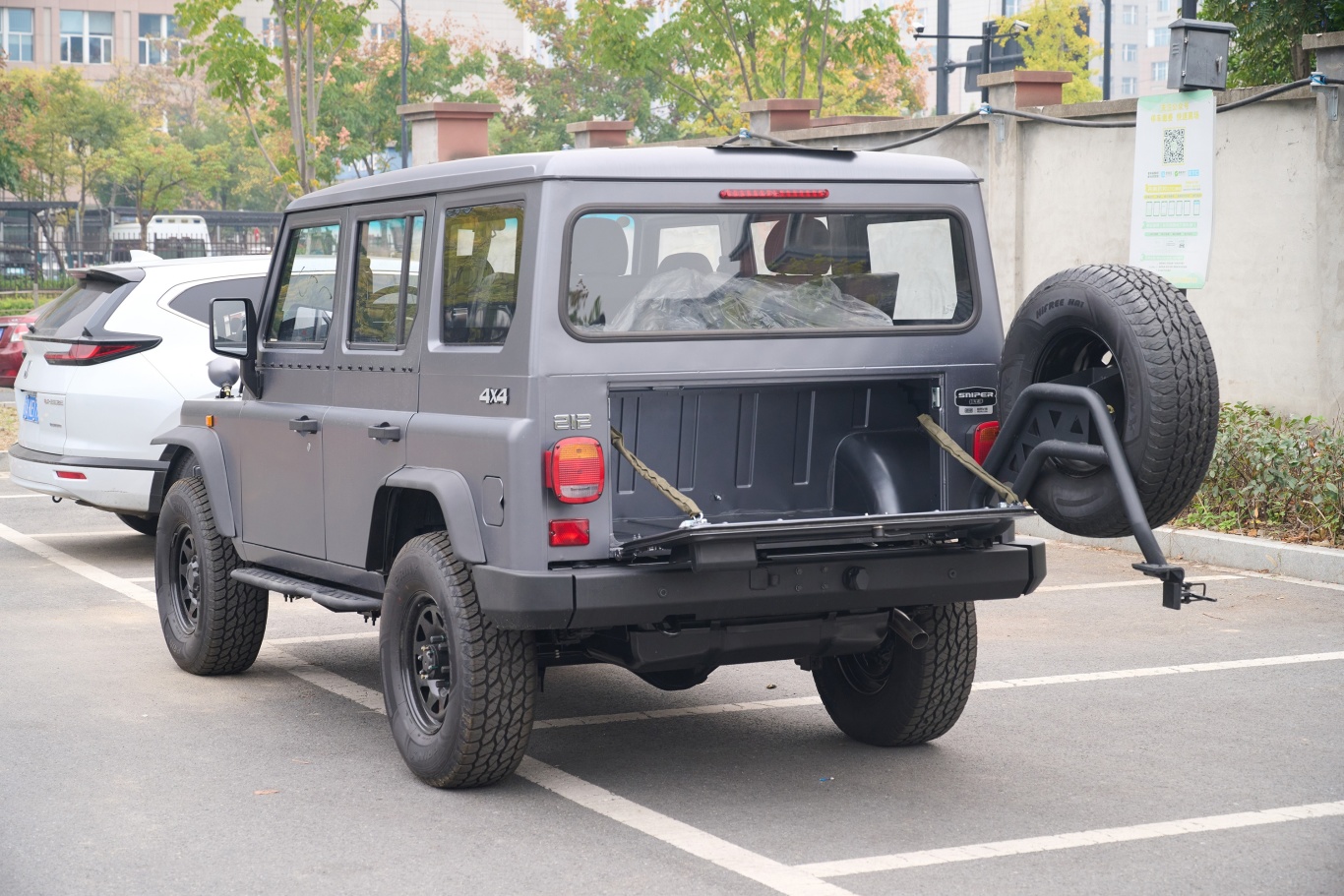 【212经典2.4T 狙击手轻装版后备厢开启45度侧拍图片-汽车图片大全】-易车