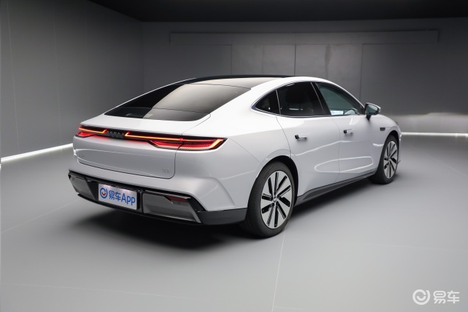 吉利银河E8正式上市 售17.58万元起_易车