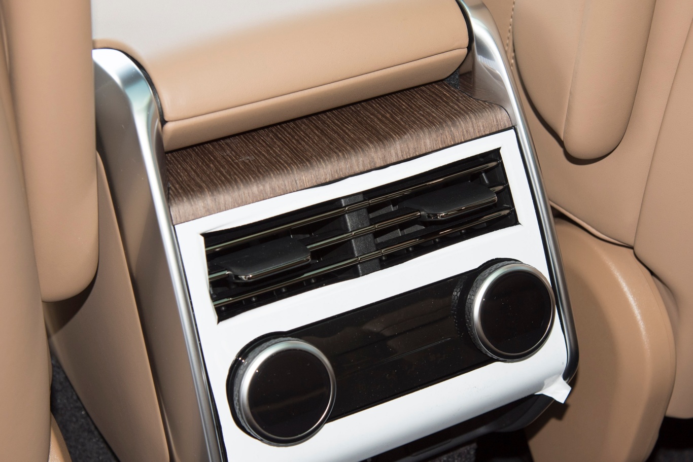 【揽胜3.0 L6 400PS 盛世加长版 7座后排功能图片-汽车图片大全】-易车