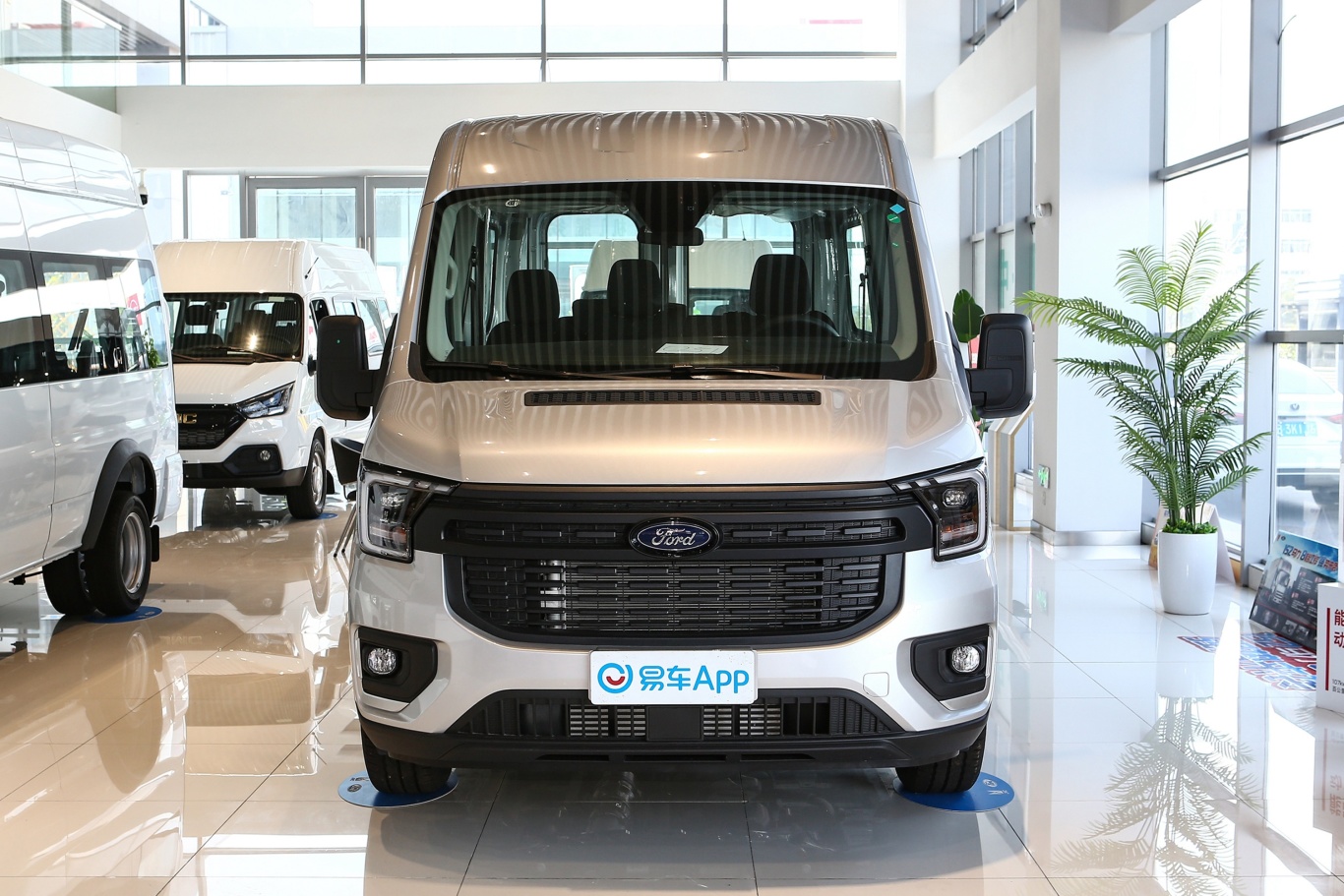 【全顺T82.0T 手动短轴中顶多功能版 6座(3+3)正前水平图片-汽车图片大全】-易车