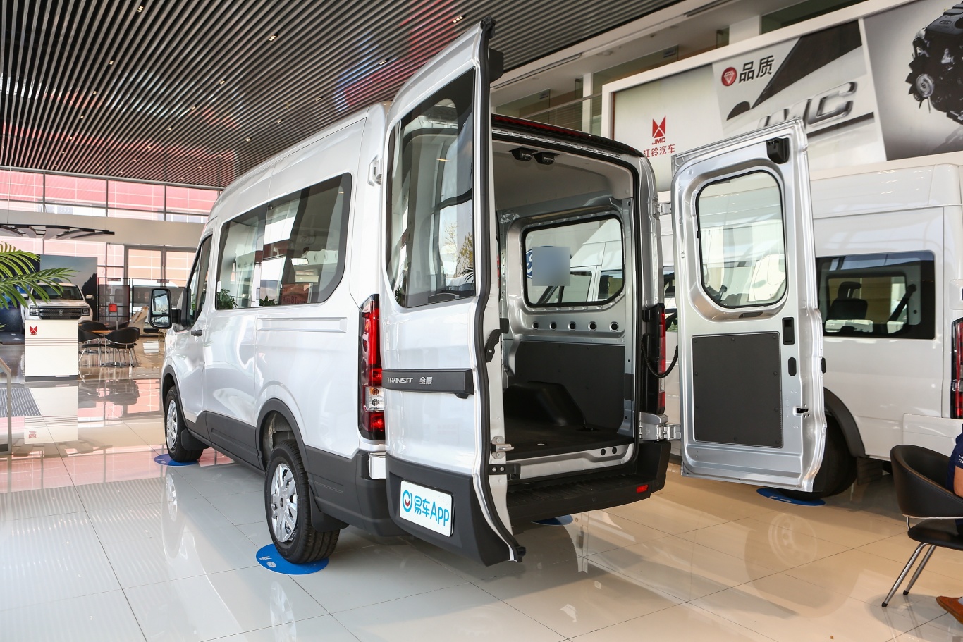 【全顺T82.0T 手动短轴中顶多功能版 6座(3+3)后备厢开启45度侧拍图片-汽车图片大全】-易车