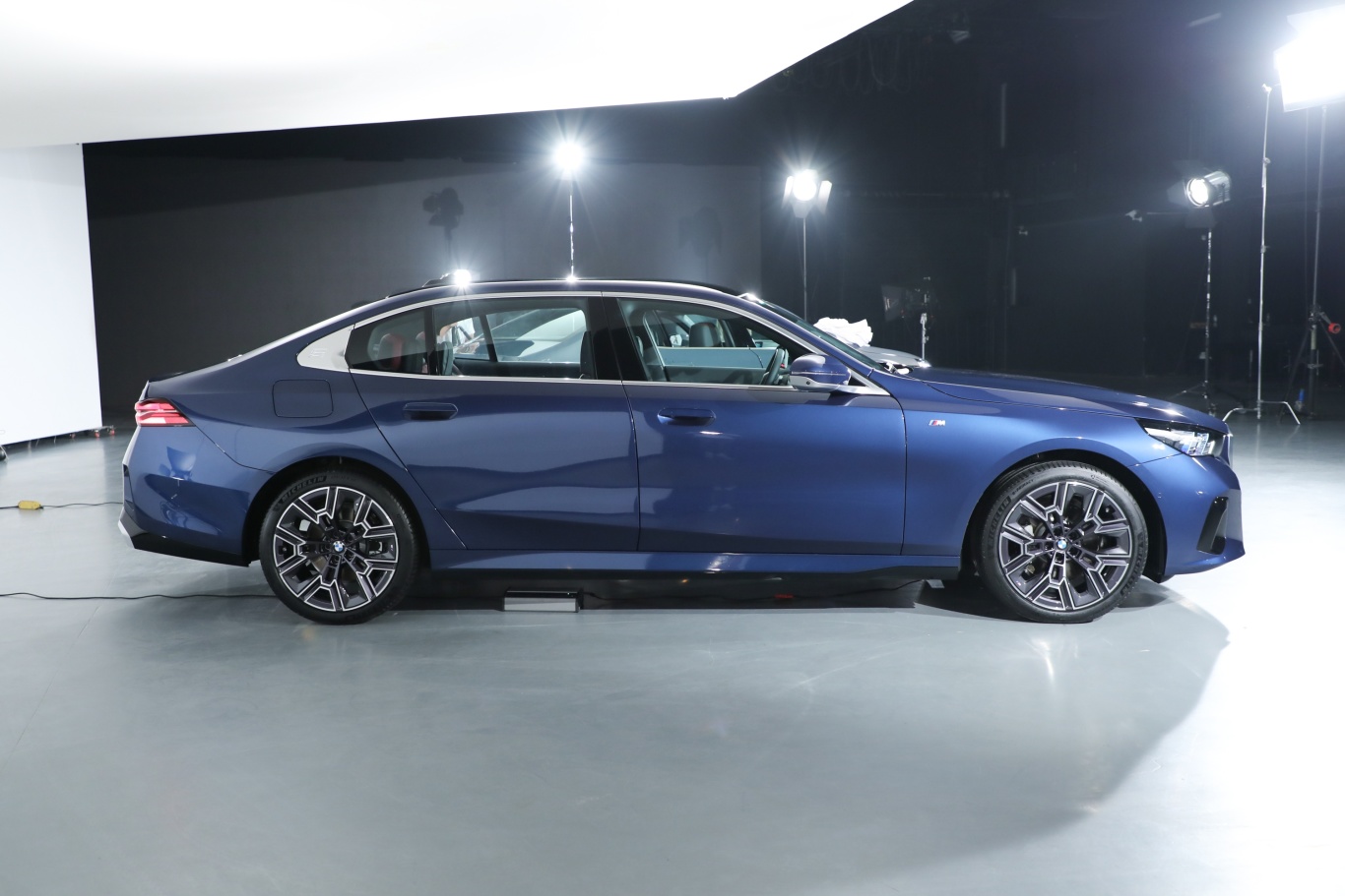 【宝马5系530Li 尊享型 M运动套装正侧车头向右水平图片-汽车图片大全】-易车