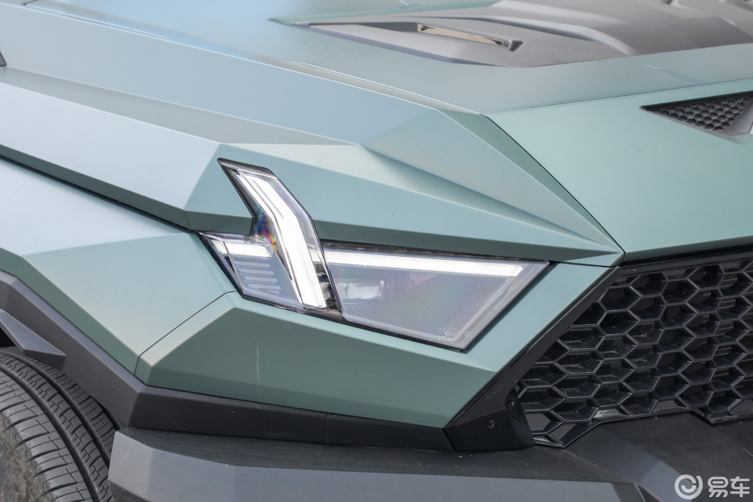 【猛士917增程式 200km大灯侧45度俯拍图片-汽车图片大全】-易车