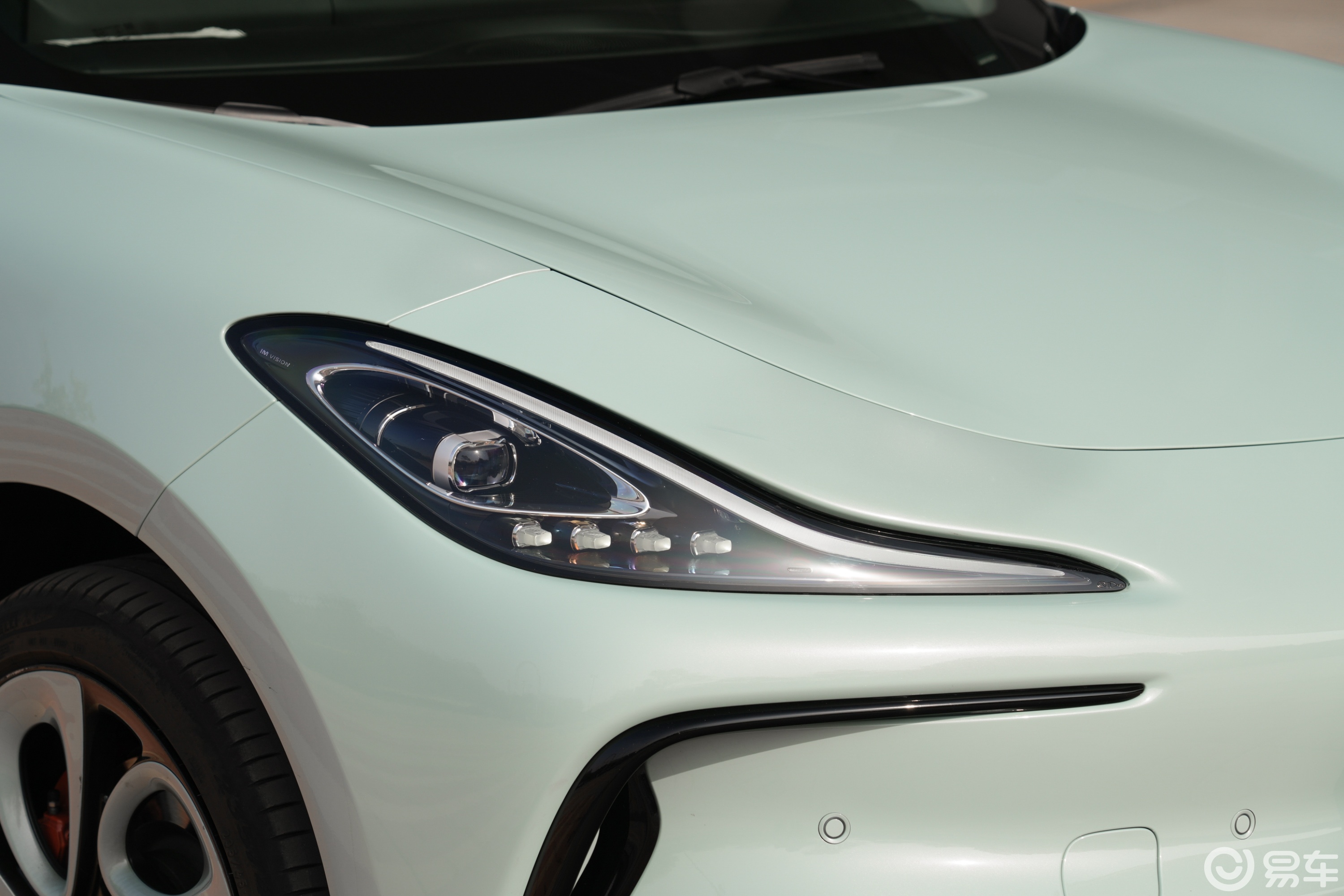 【智己LS6702km 四驱Max超强性能版大灯侧45度俯拍图片-汽车图片大全】-易车