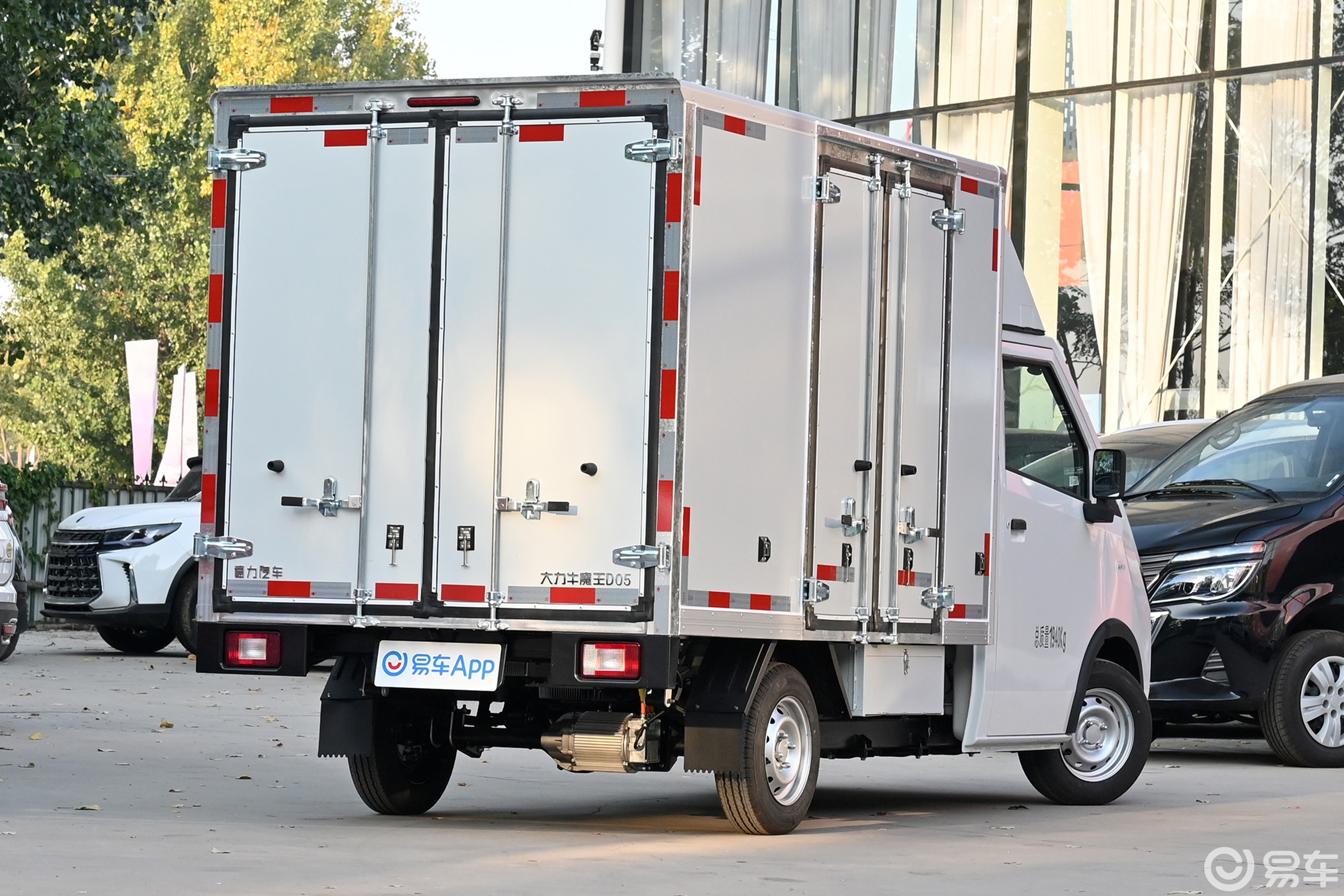 【大力牛魔王D05铁牛5号 180km 厢式车高顶舒适型侧后45度车头向右水平图片-汽车图片大全】-易车