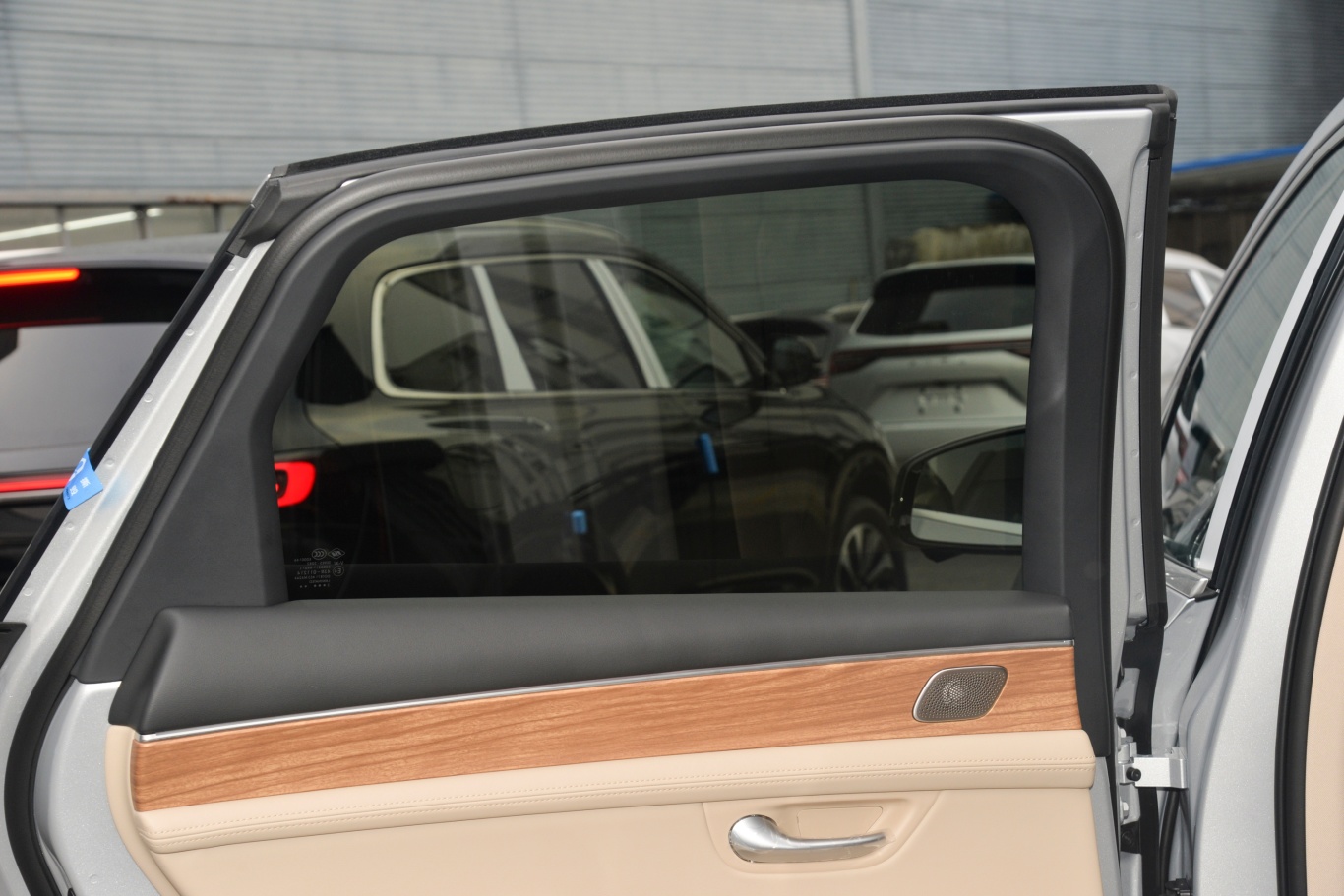 【问界M5增程版 235km 四驱标准版后排侧窗遮阳帘图片-汽车图片大全】-易车