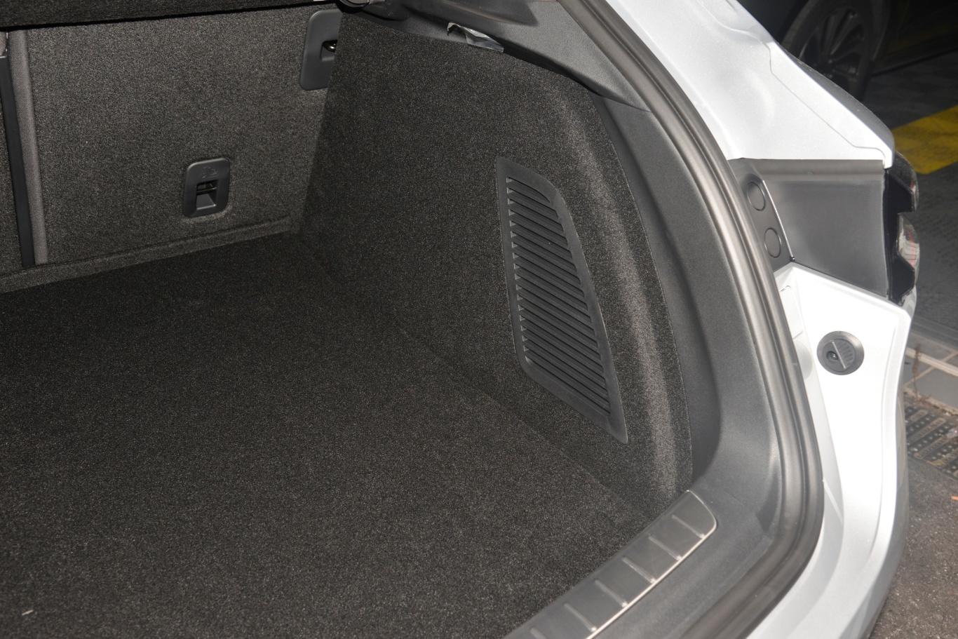 【问界M5增程版 235km 四驱标准版后备厢图片-汽车图片大全】-易车