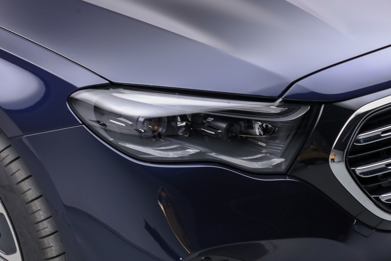 【奔驰E级E 300 L 豪华型大灯侧45度俯拍图片-汽车图片大全】-易车